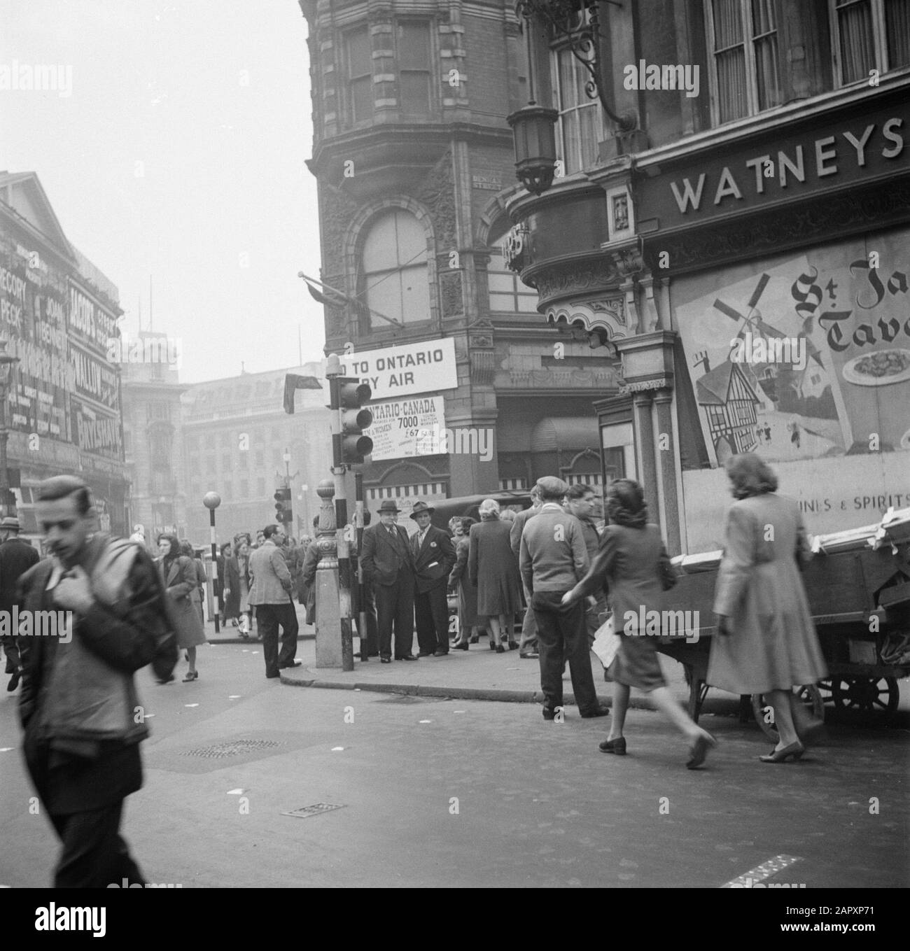 1940s london street light hi-res stock photography and images - Alamy