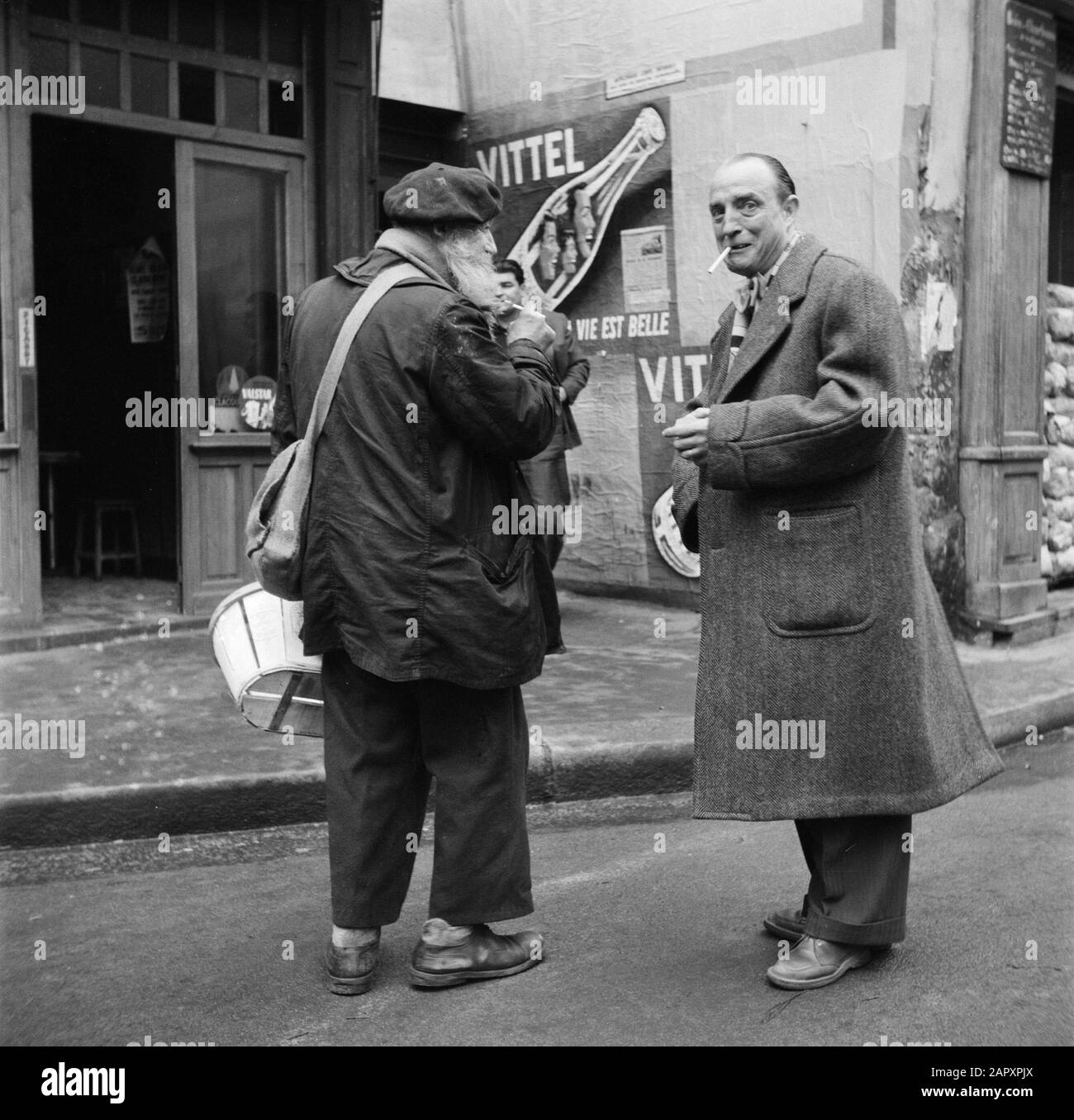 Reportage Paris Two smoking men in conversation, on the street in front ...