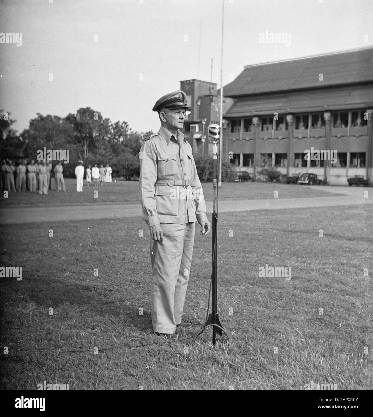 Surabaya: award Cross of Merit to Lieutenant Mesdag of Artillery Award ...