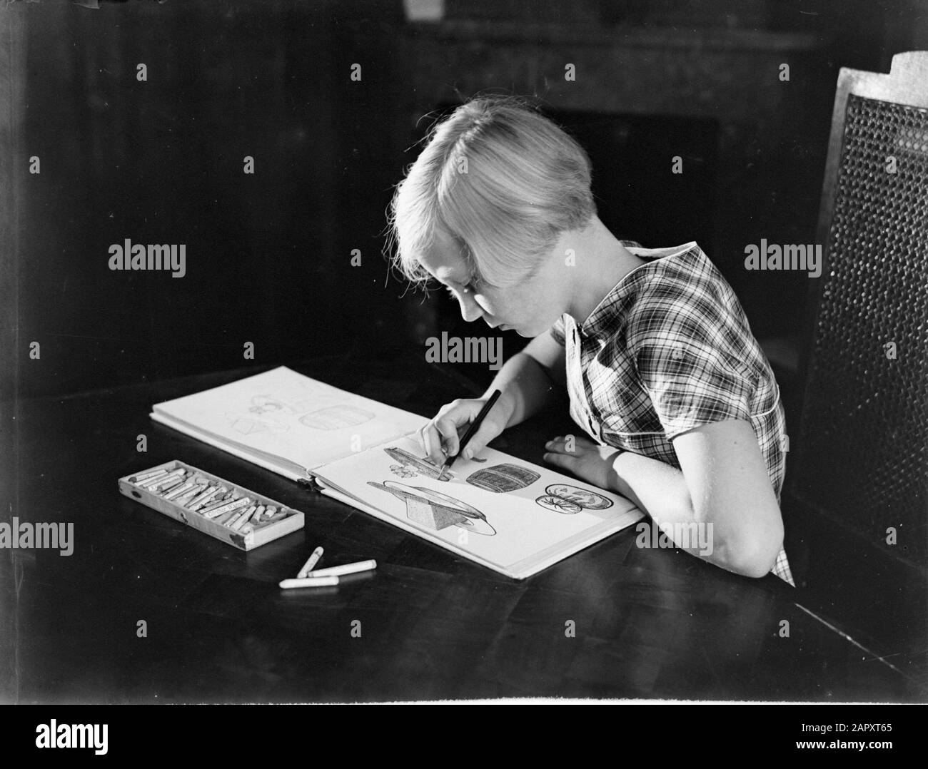 Family photos Van der Polls stepdaughter Renée drawing Date: 1933 ...