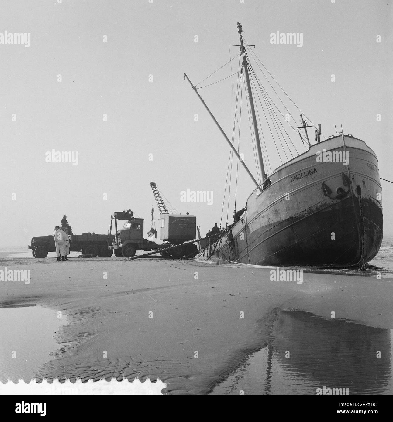 Vossen in the ship Angelina stranded on Texel Date: February 15, 1961 ...