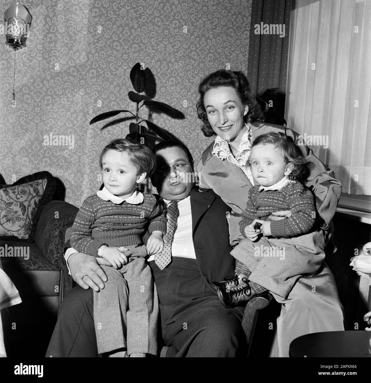 Family life 1950's hi-res stock photography and images - Alamy