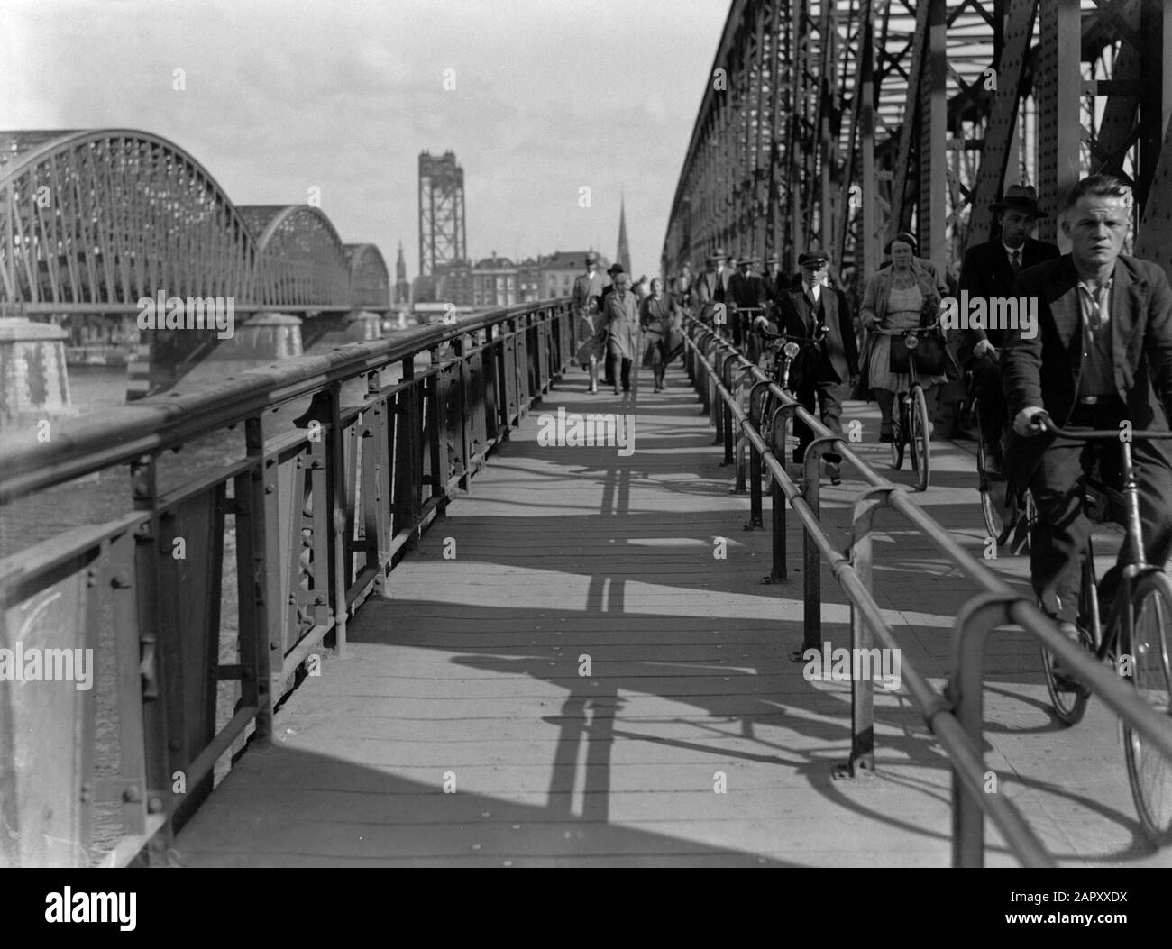 Reportage Rotterdam Pedestrian- and bicycle traffic on the Willemsbrug ...