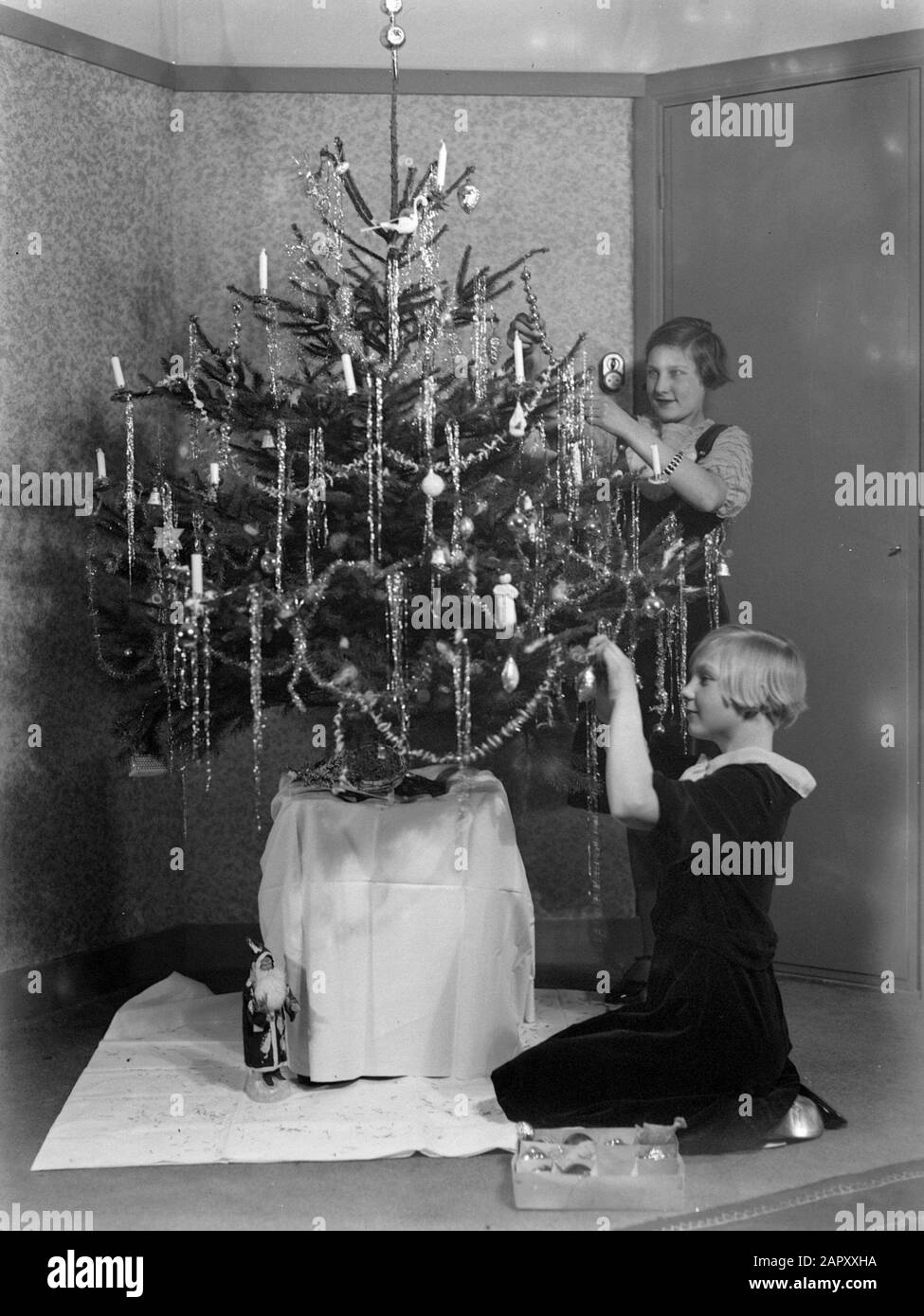 Family christmas tree decorating Black and White Stock Photos & Images ...