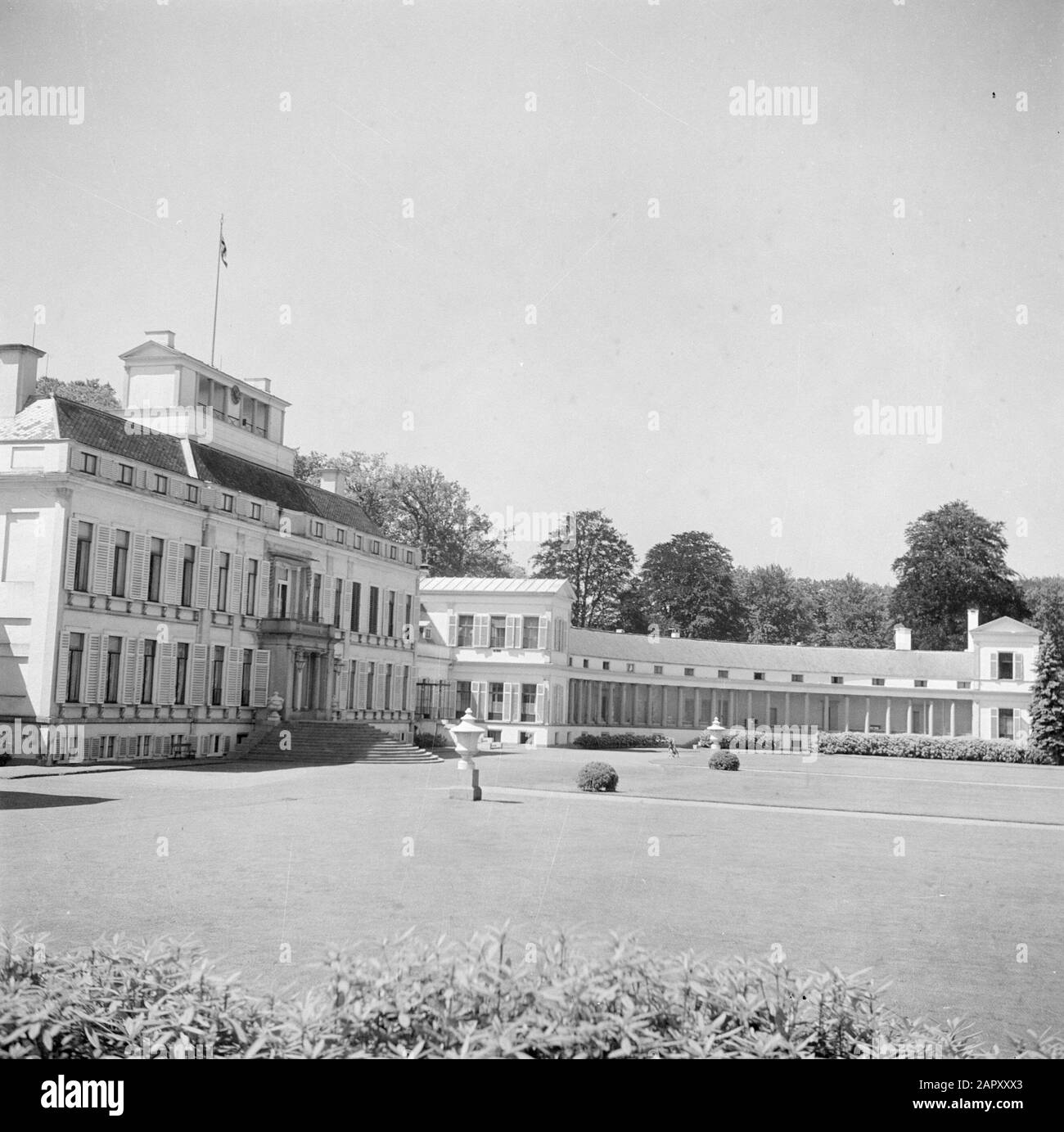 The royal family at palace Soestdijk Front facade of the palace with ...