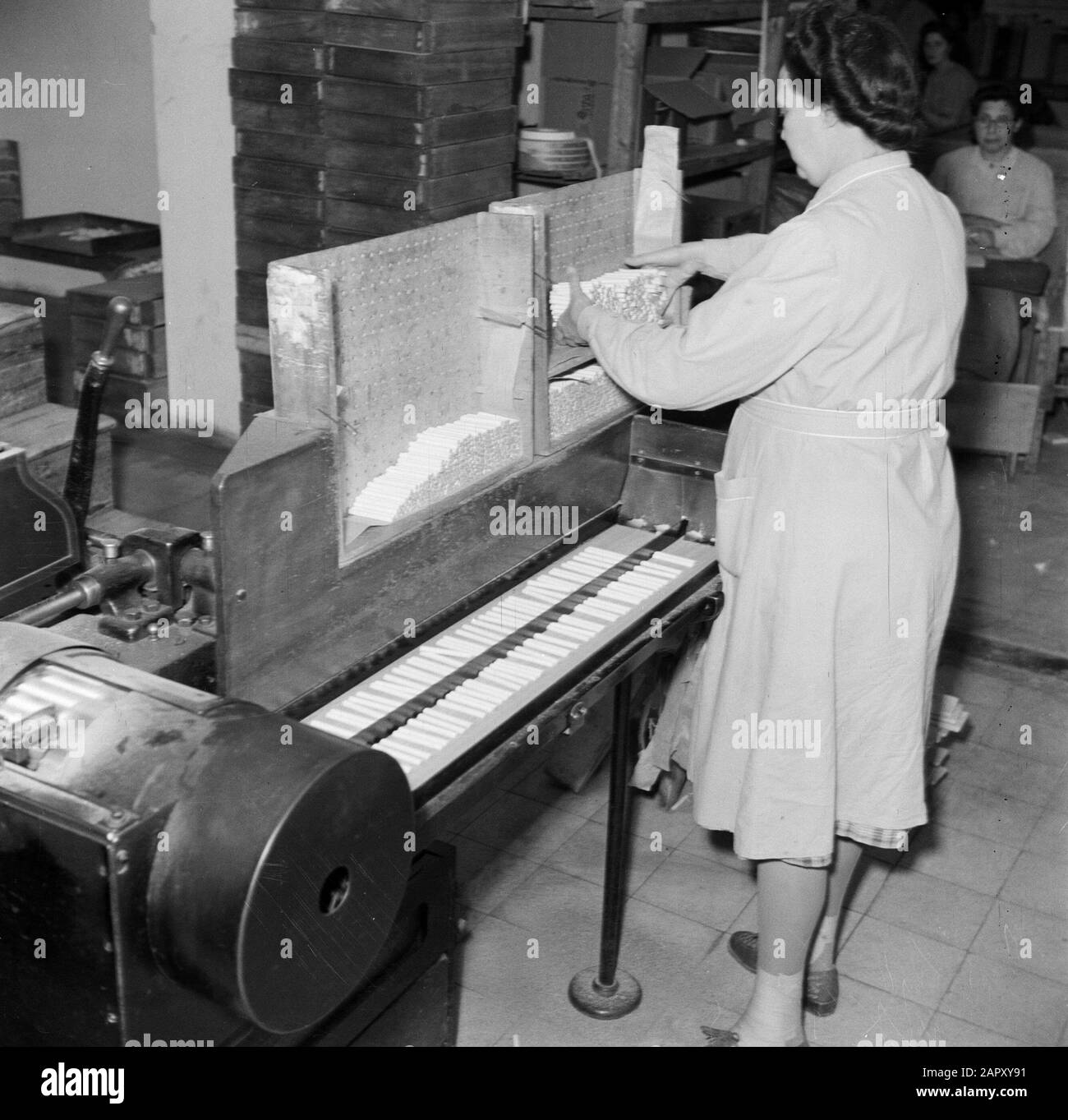 Production of cigarettes Black and White Stock Photos & Images - Alamy
