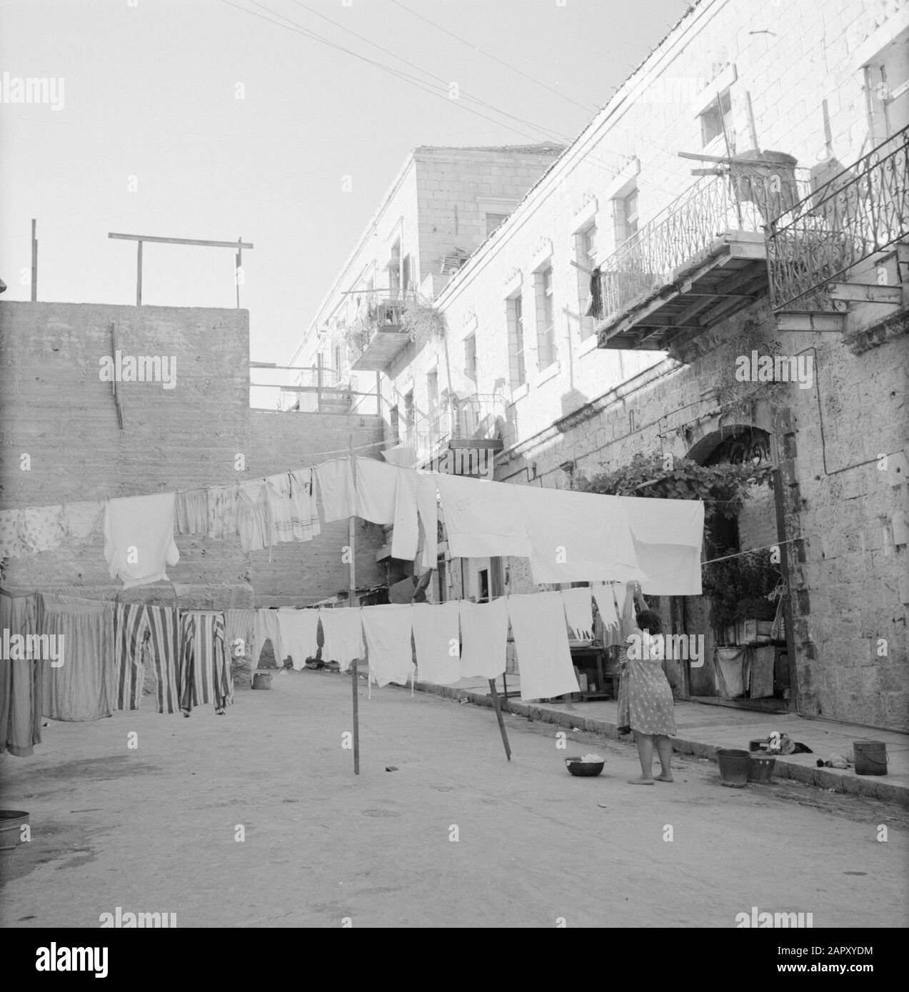 Clothesline between buildings hi-res stock photography and images - Alamy