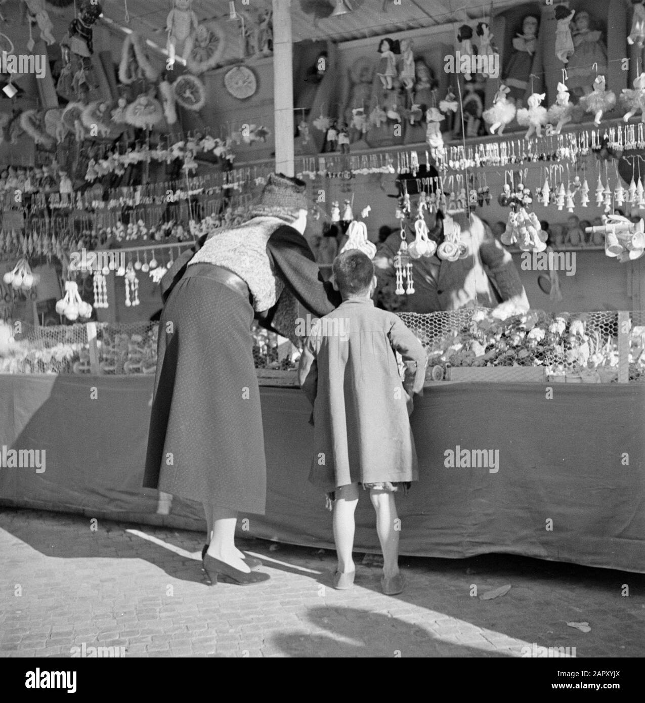 Woman child in market Black and White Stock Photos & Images - Alamy