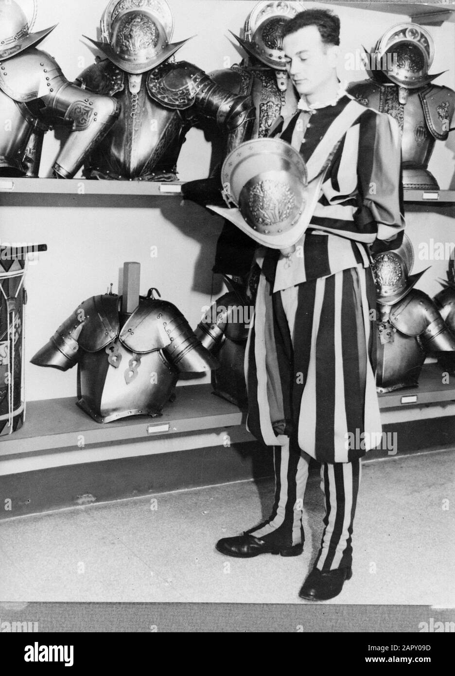 Rome: The Papal Swiss Guard in Vatican City Guard of Armory with a ...