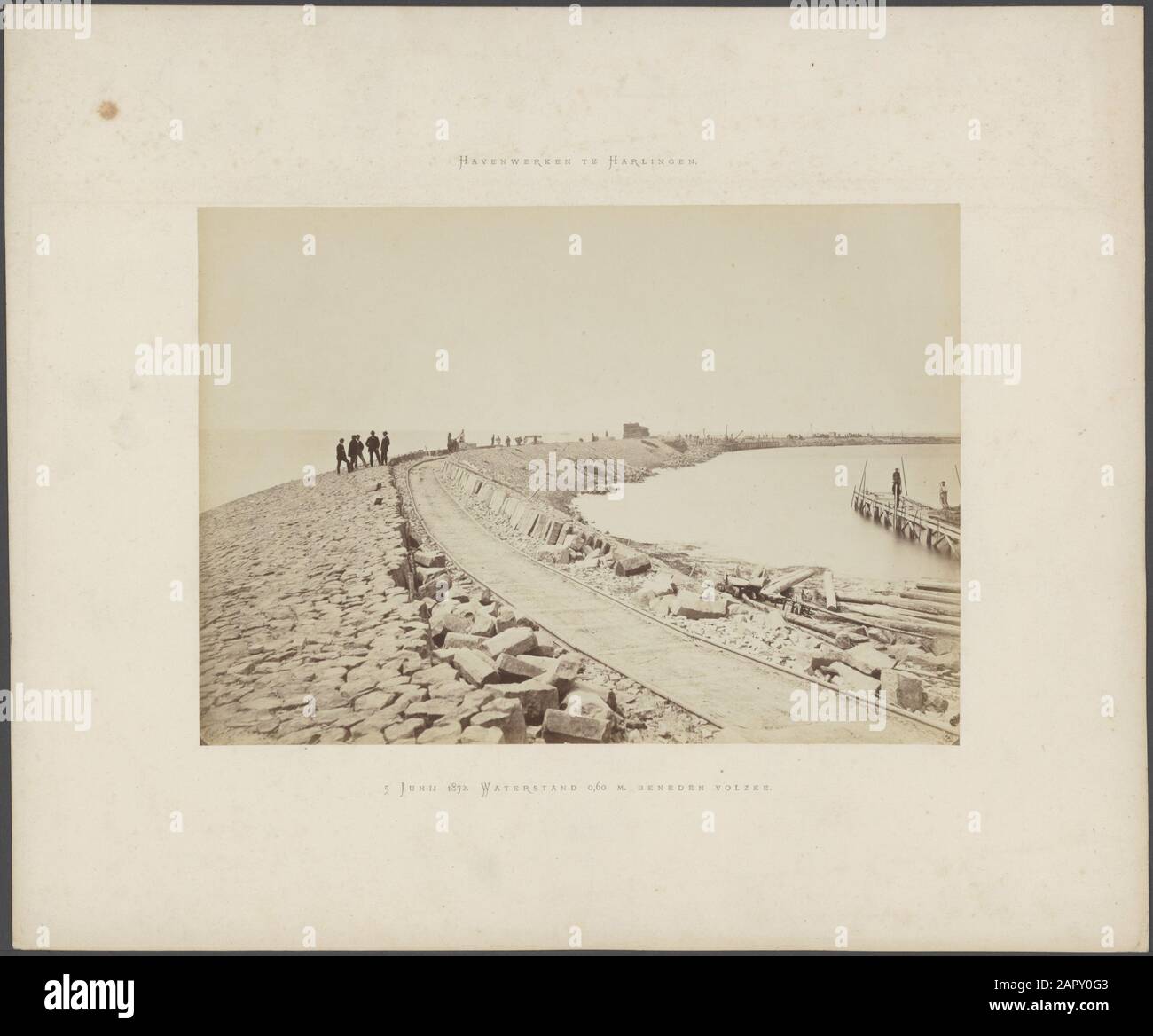 Water level 0,60 M below the high seas; harbour dam with a work rail ...