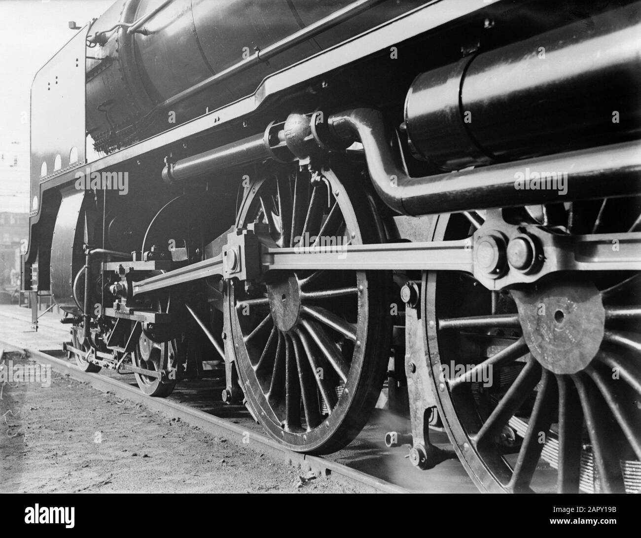 Reportage Dutch Railways Wheels of a steam locomotive Date: 1932 ...