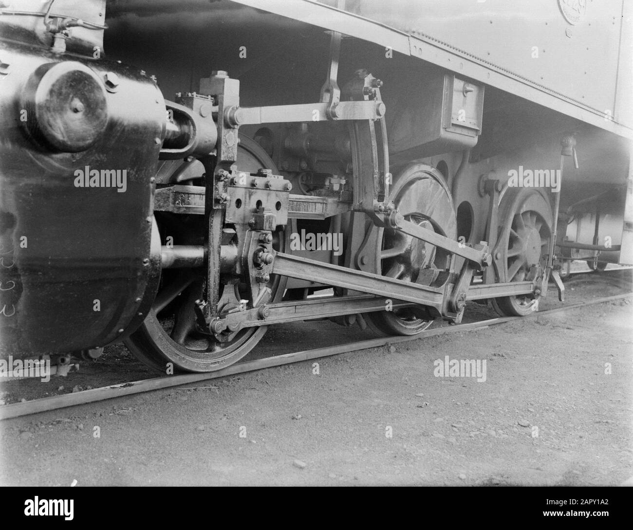 Reportage Nederlandse Spoorwegen Wheels with drive of a steam ...
