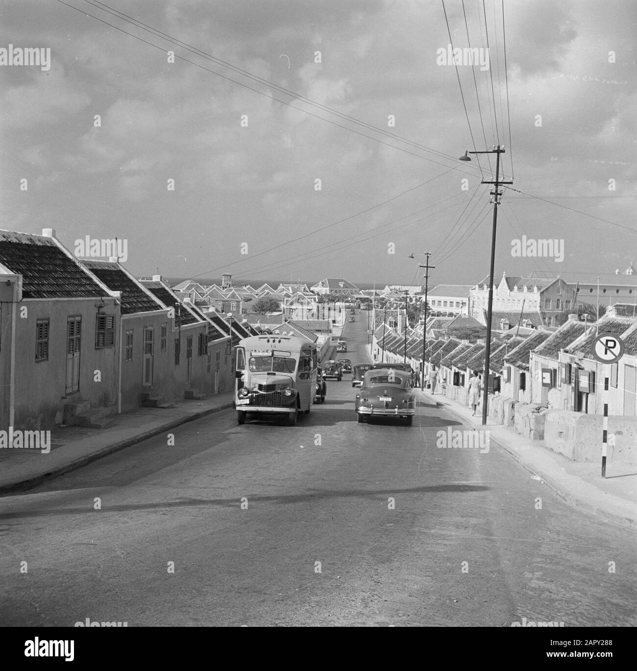 Cars houses in street Black and White Stock Photos & Images - Alamy