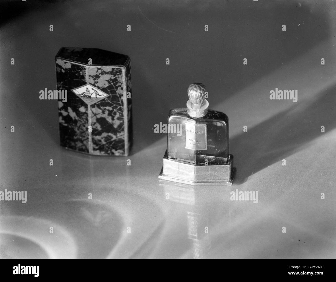 Fragrance advertising Black and White Stock Photos & Images - Alamy