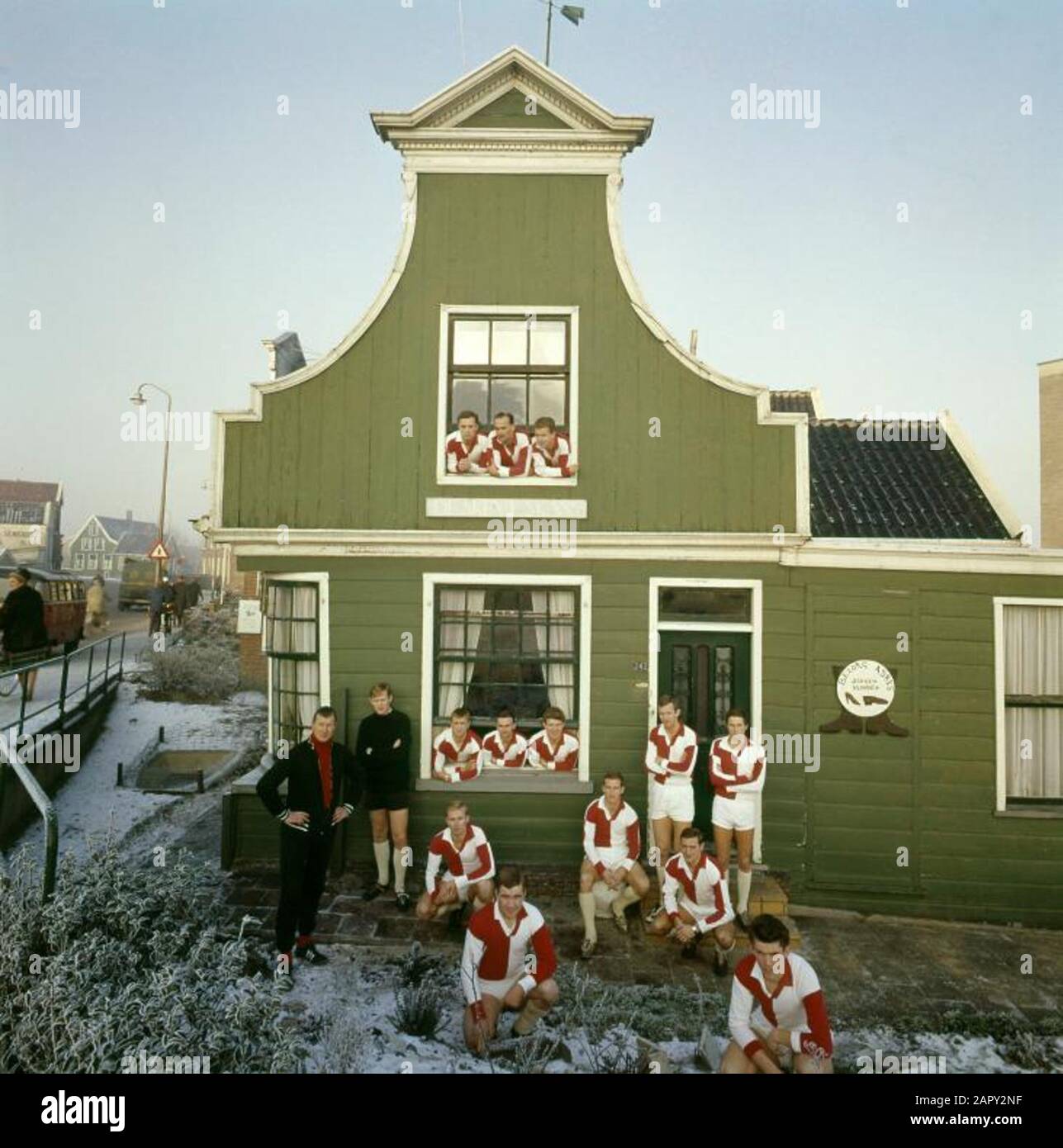 National Archive/ 002013475 Football Club ZFC from Zaandam poses around ...