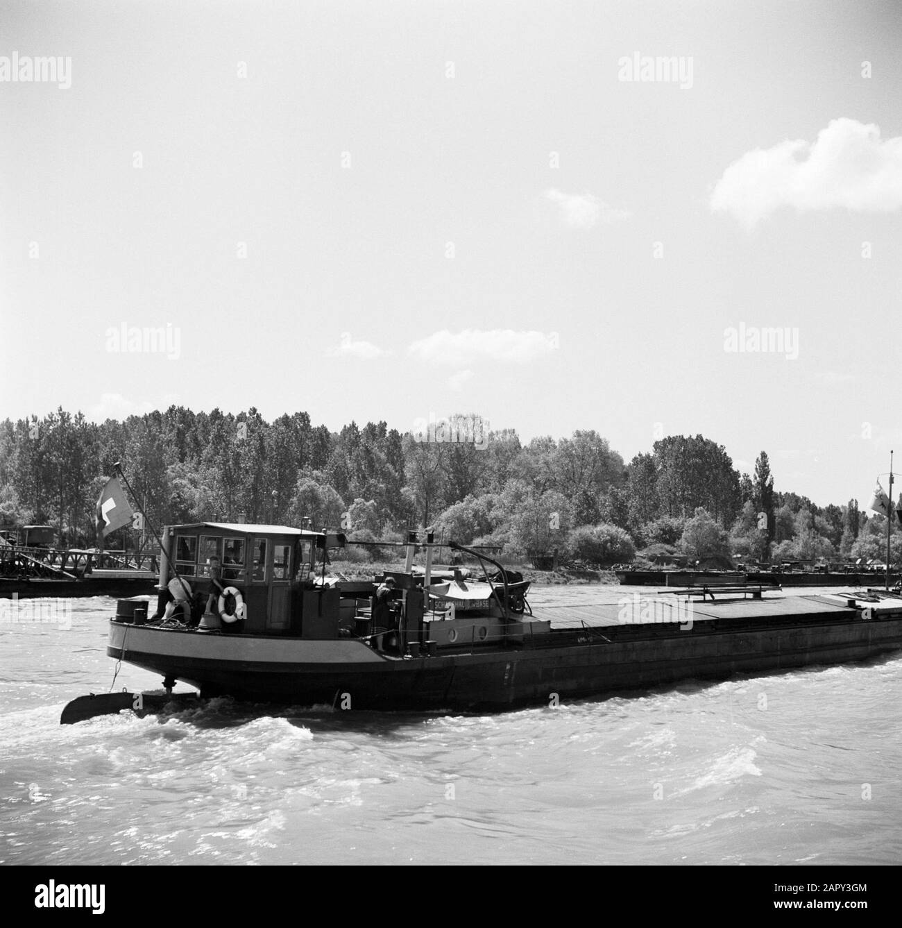 Rhine navigation, reportage from motor ship Damco 230: West Germany ...