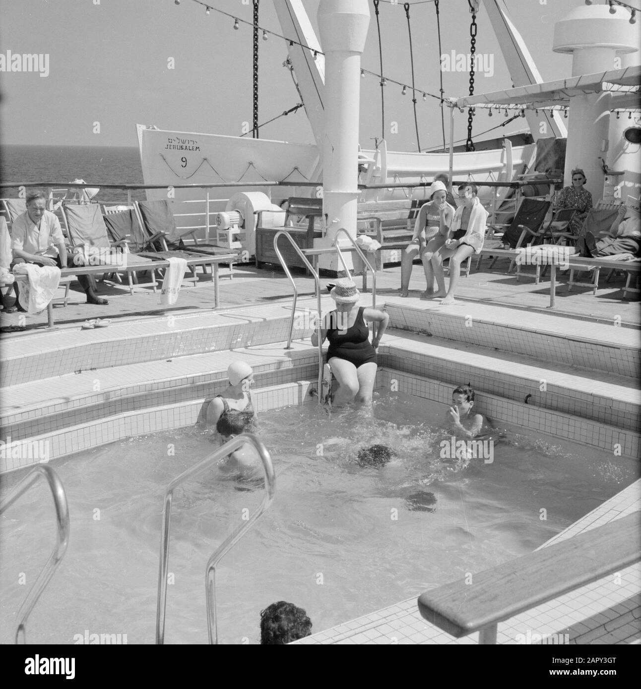 Holiday trip Italy Swimming pool on the ship Jerusalem Date: 1964 ...