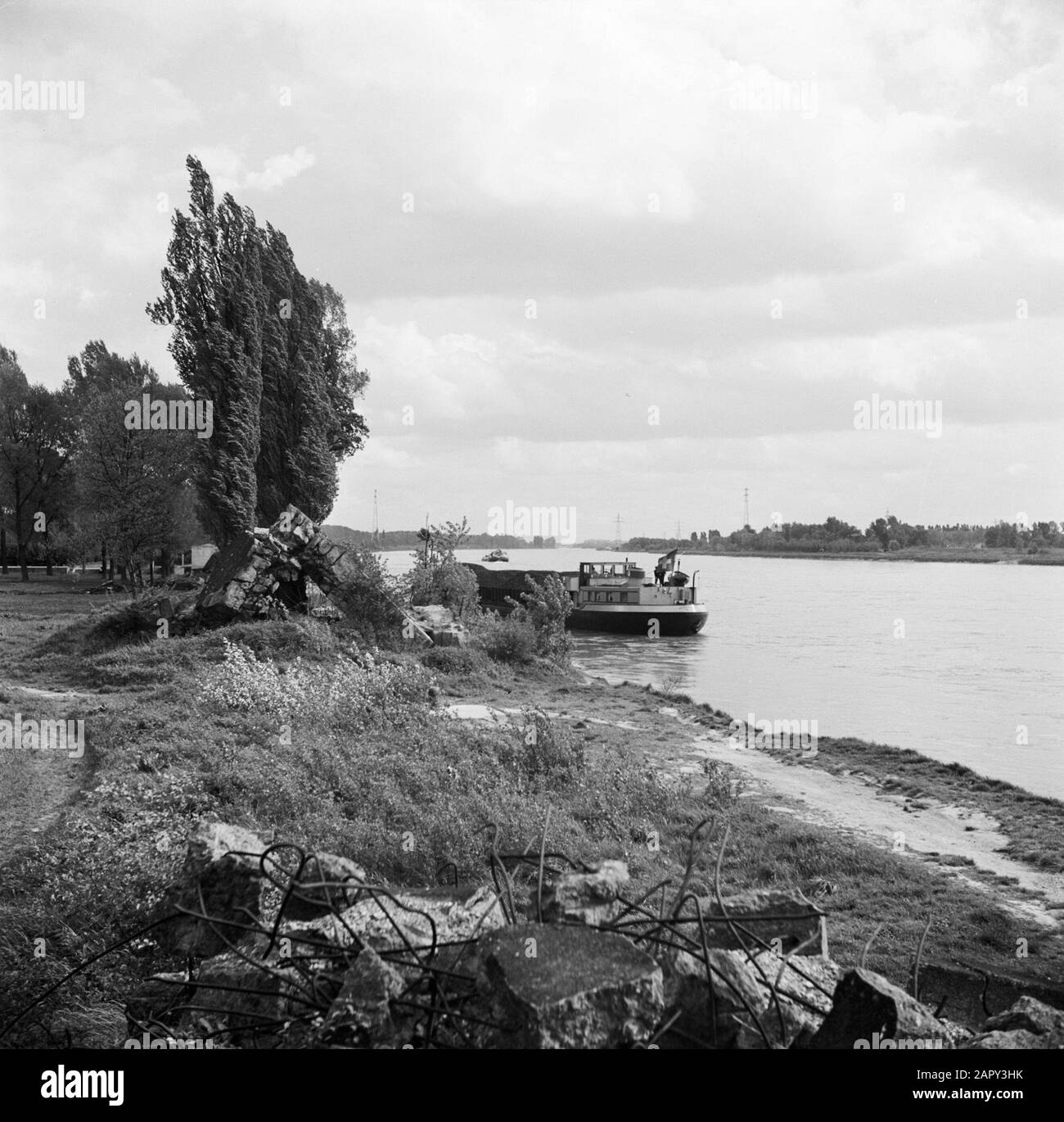 Rhine navigation, reportage from motor ship Damco 230: West Germany ...