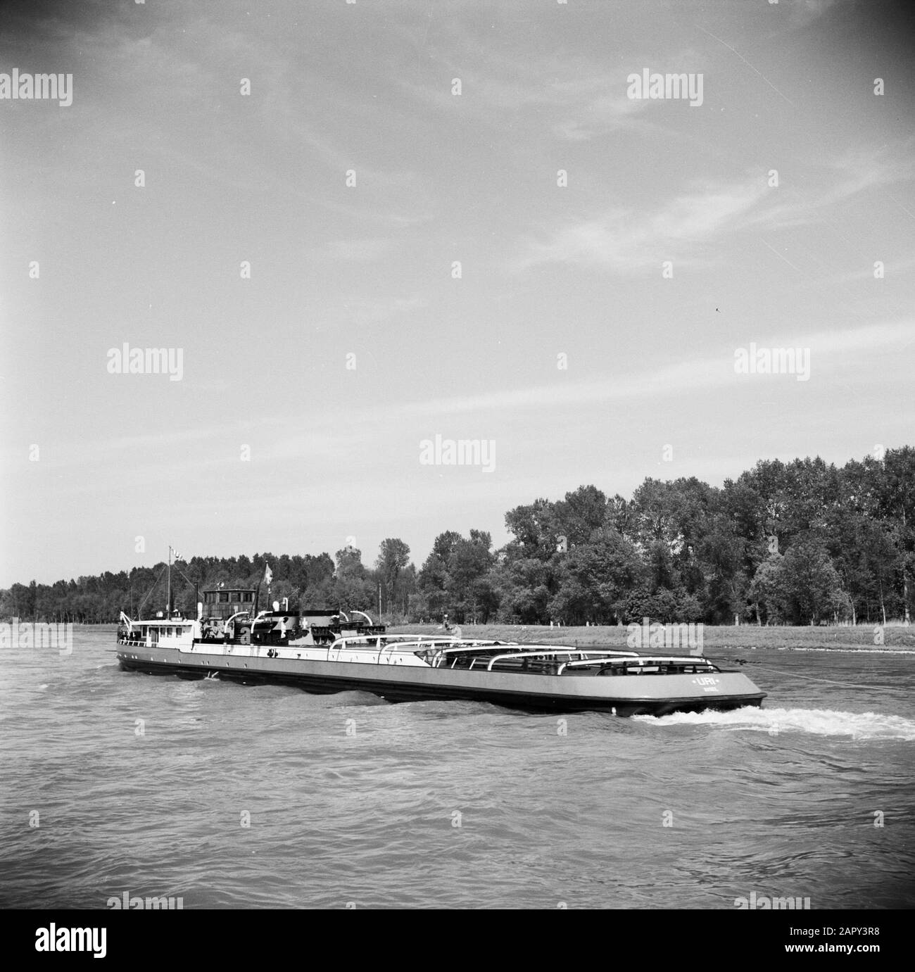 Rhine navigation, reportage from motor ship Damco 230: West Germany ...