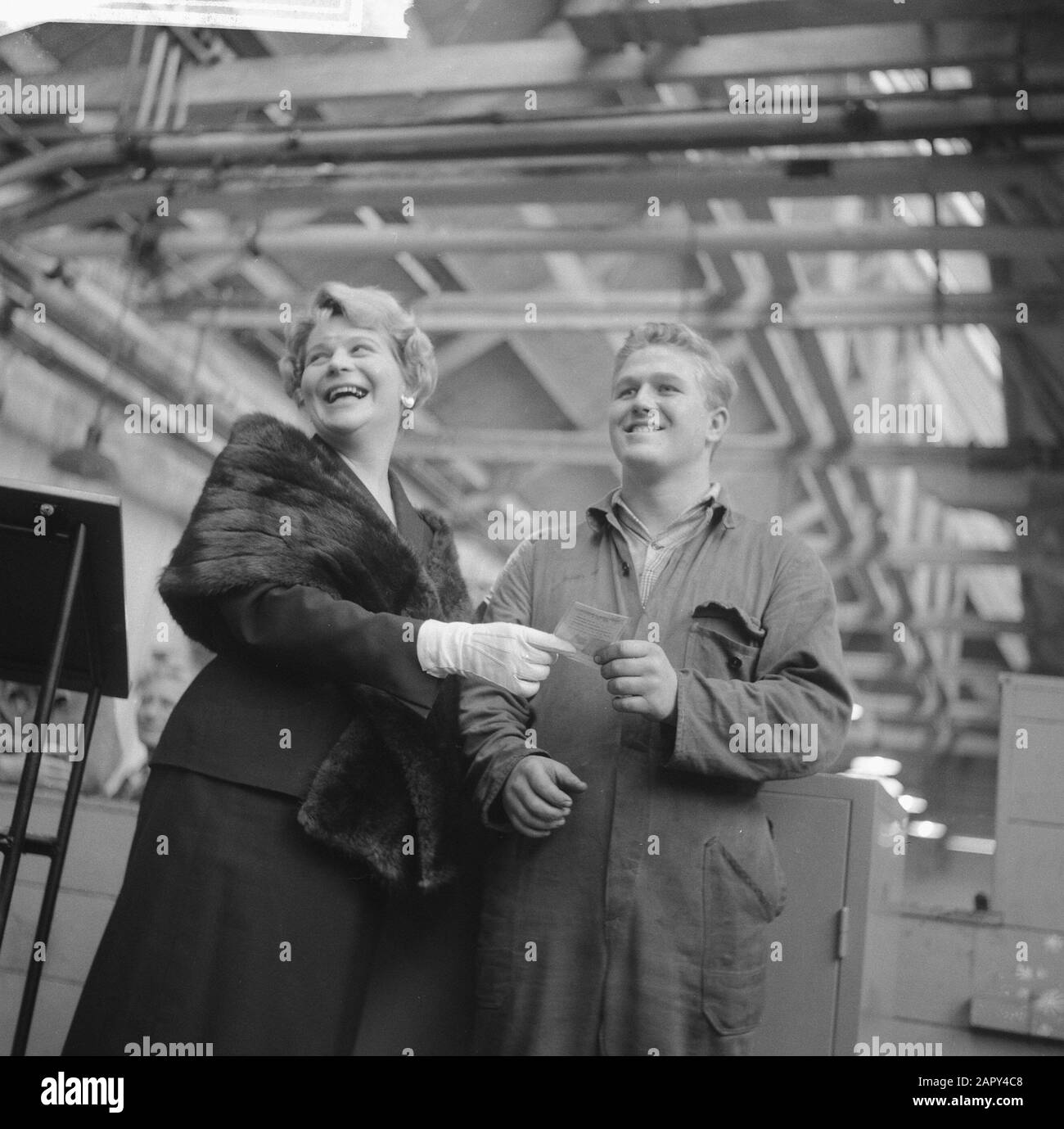 Gift ceremony 3000 cultural youth passport. The opera singer Annie ...