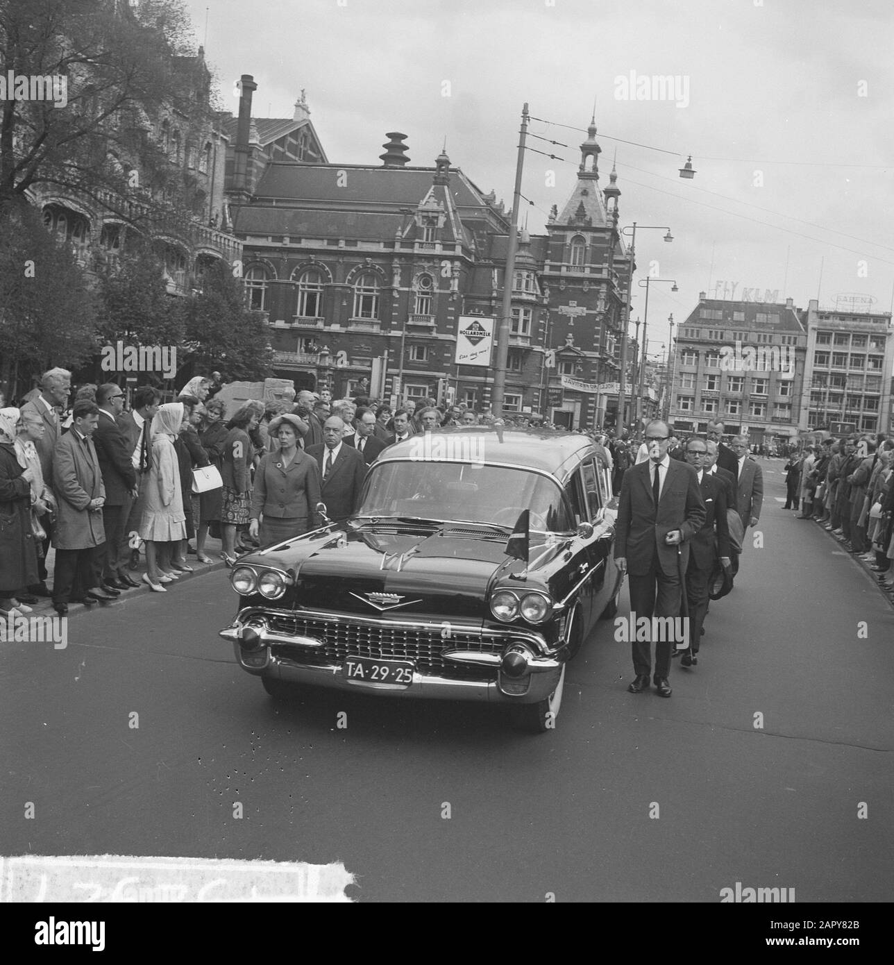 Funeral remains Hans Map from the Stadsschouwburg. The car with the ...