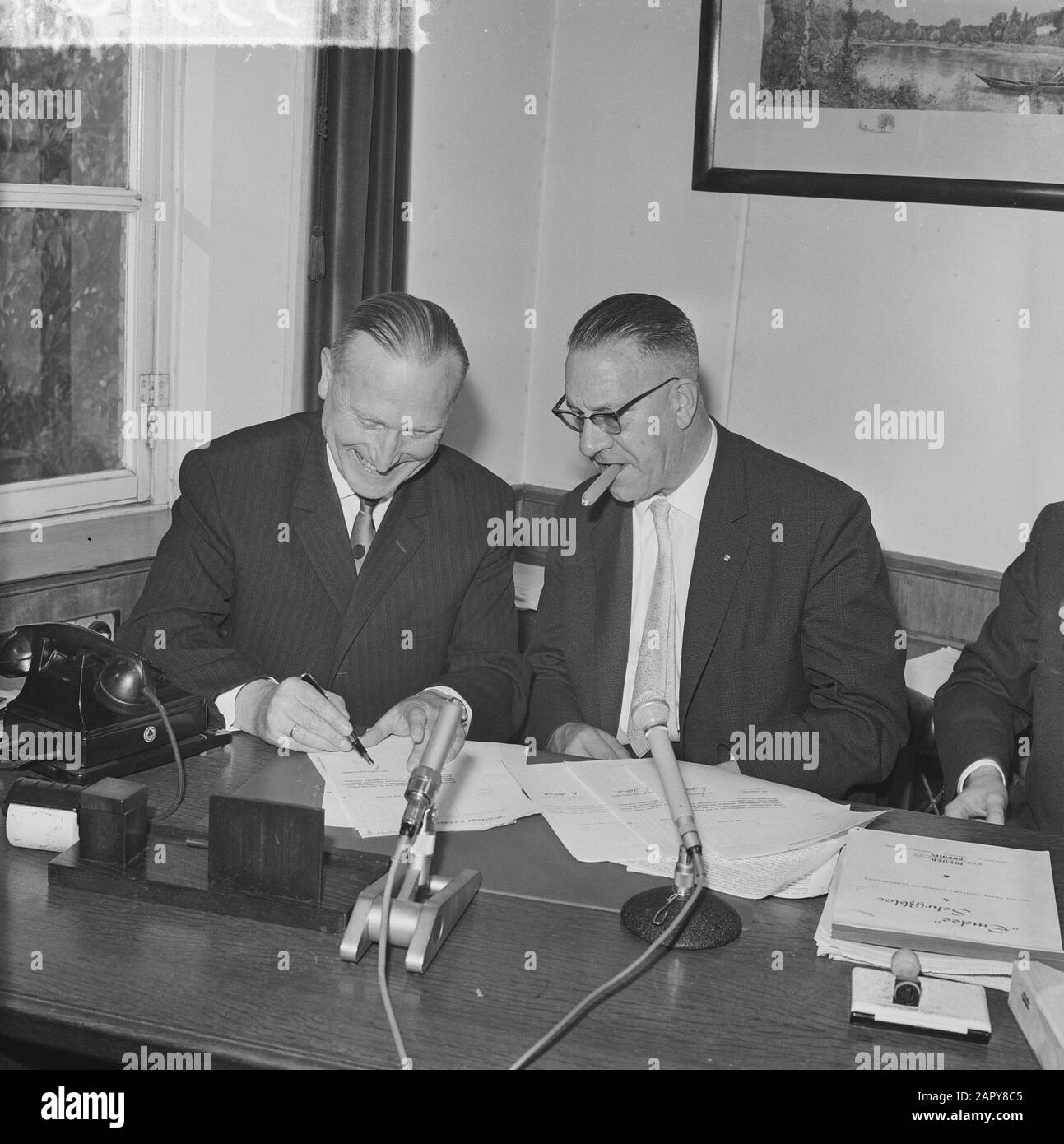 Retail store offers Black and White Stock Photos & Images - Alamy