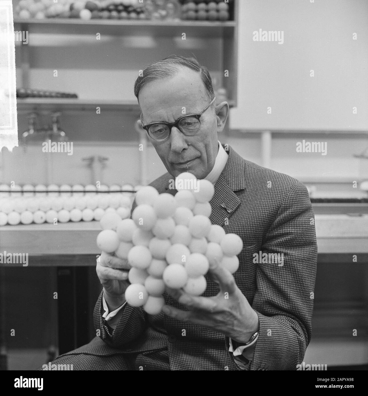 1960s laboratory hi-res stock photography and images - Alamy
