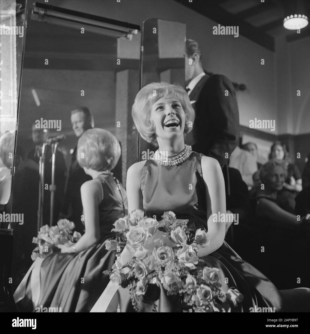 Willeke Alberti got first gold plate from Phonogram director Jack ...