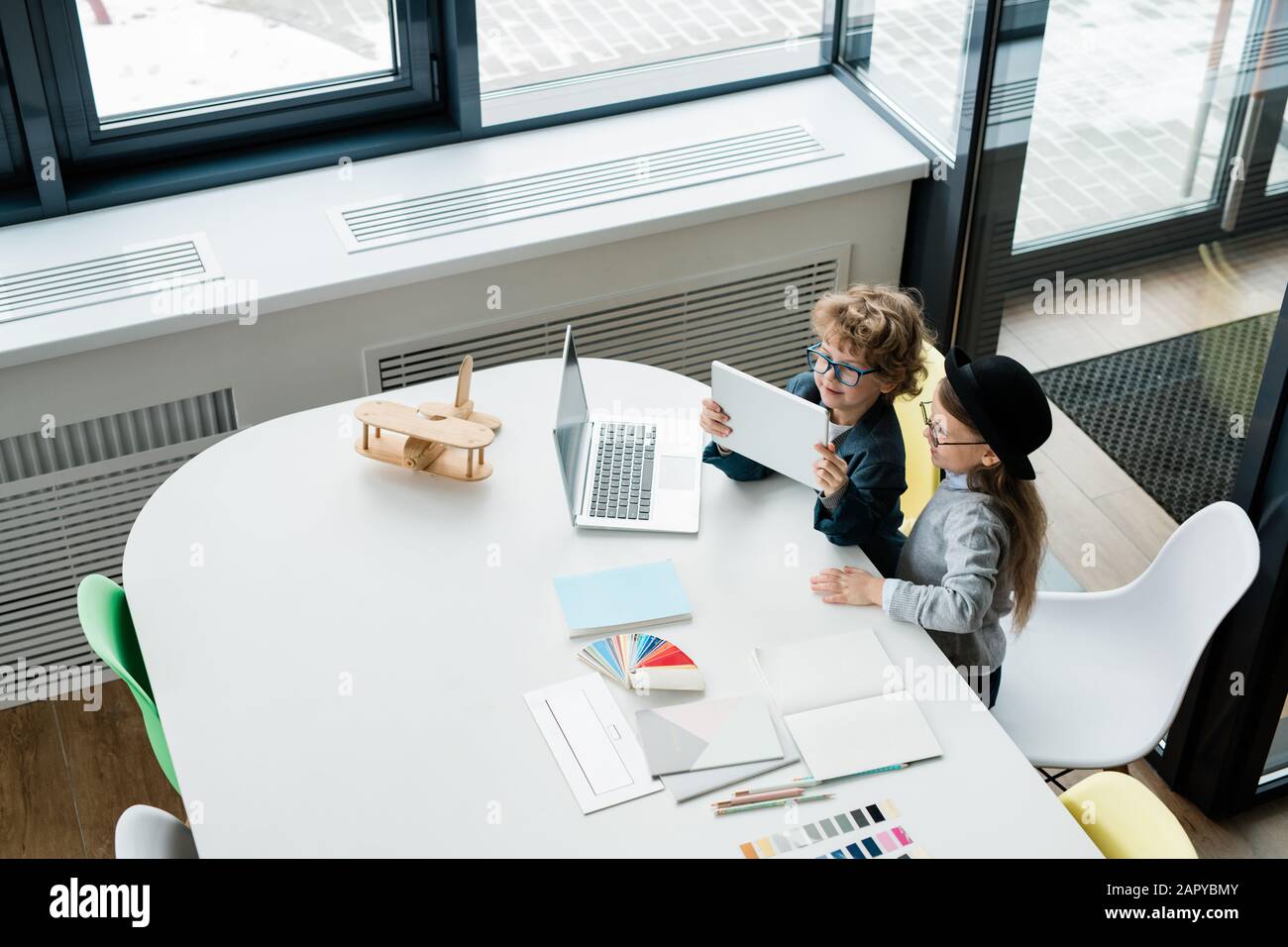Person computer paperwork data hi-res stock photography and images - Alamy