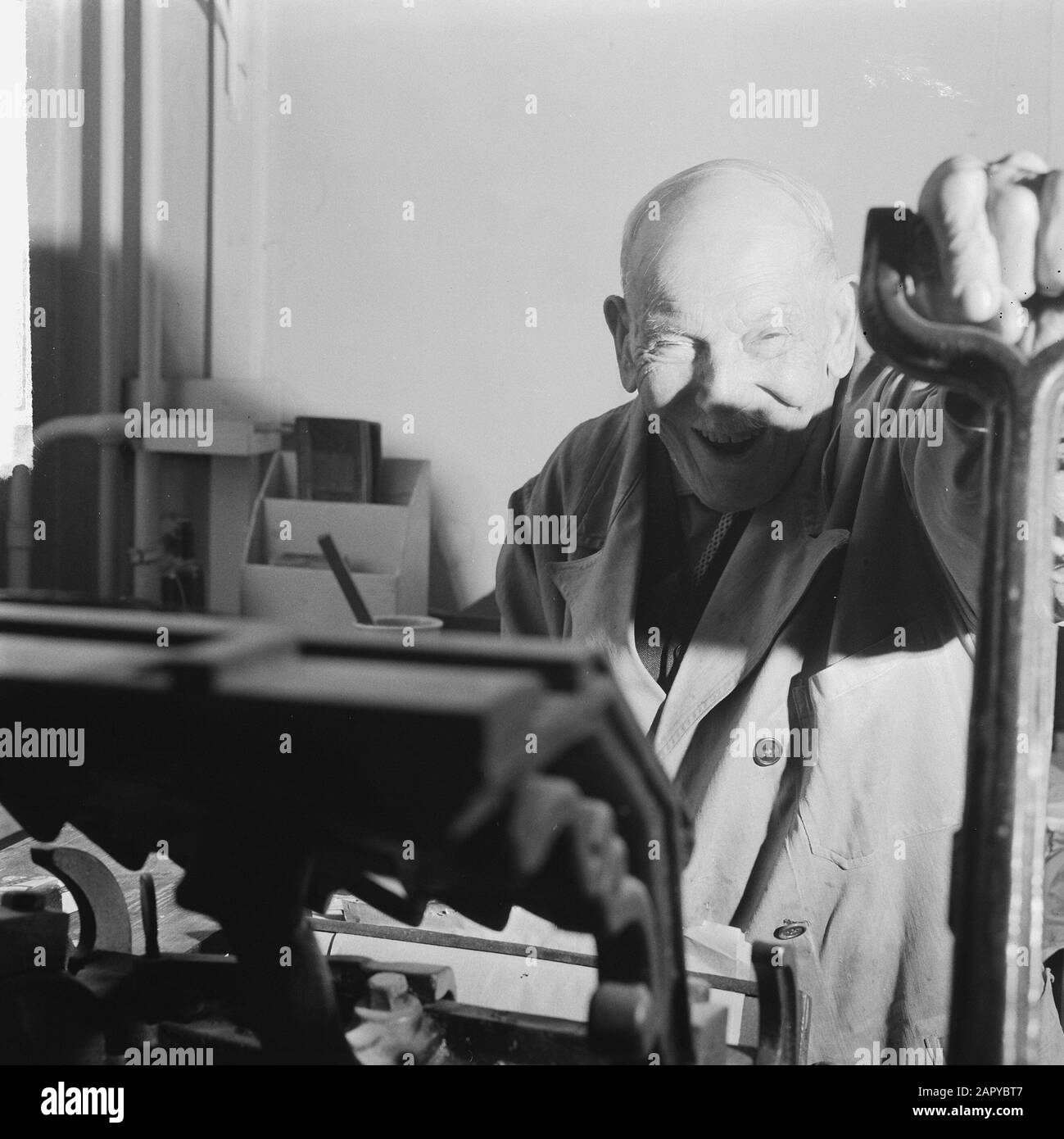 Dutch oldest employee at pharmacy N. Nanning in The Hague, 80 years in ...