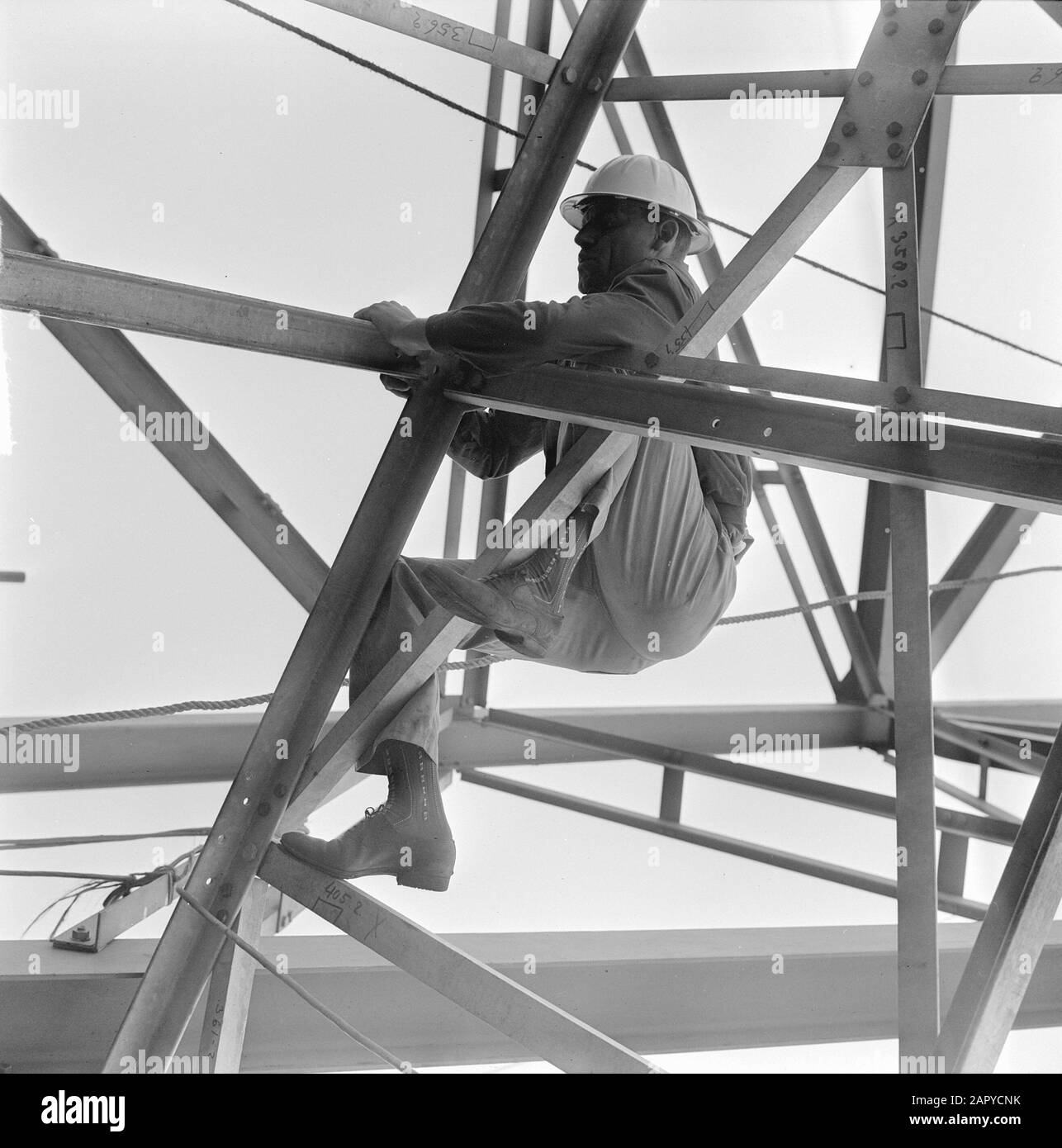 The REM island in the North Sea, work on the mast Date: August 6, 1964 ...