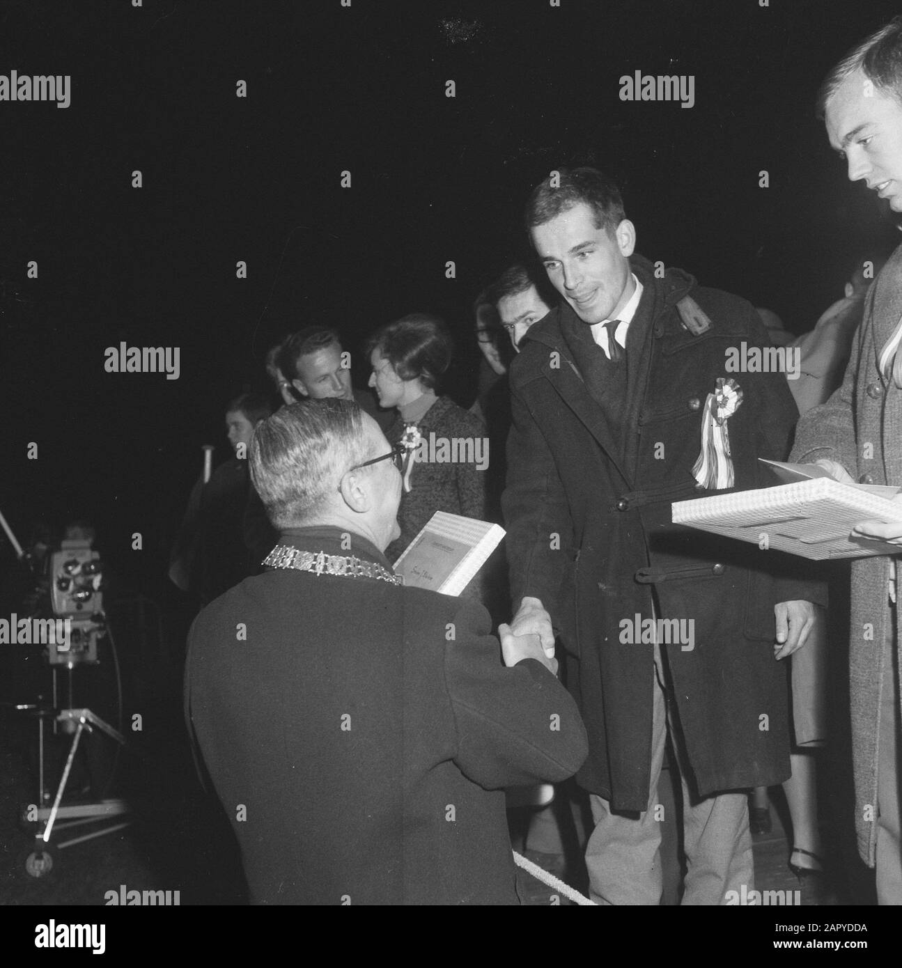 Honour Olympic team, swimmers received photobook of mayor Van Hall Date ...