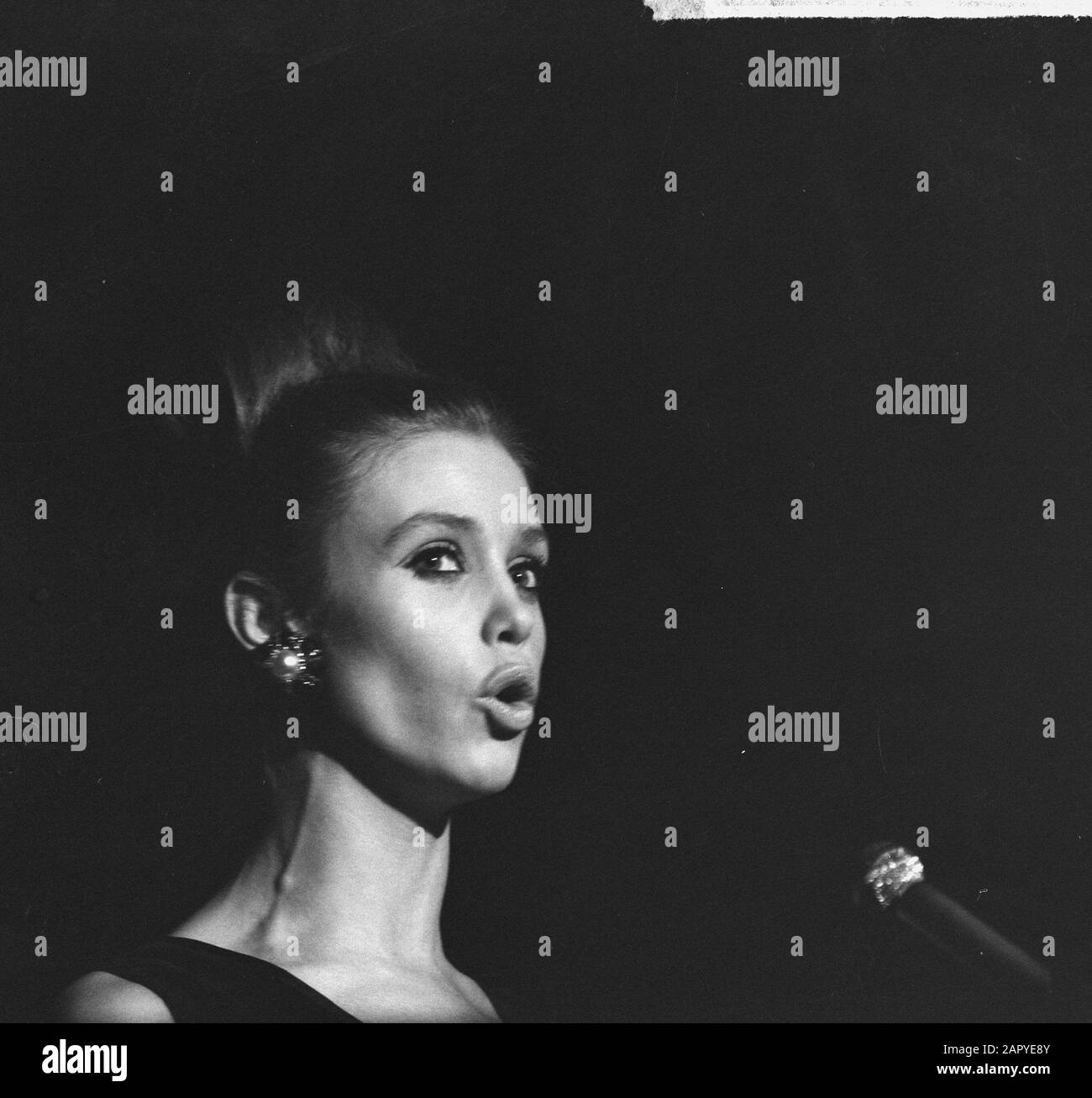 Shaffy Chantant in Rembrandttheater, Loesje Hamel Date: February 15 ...