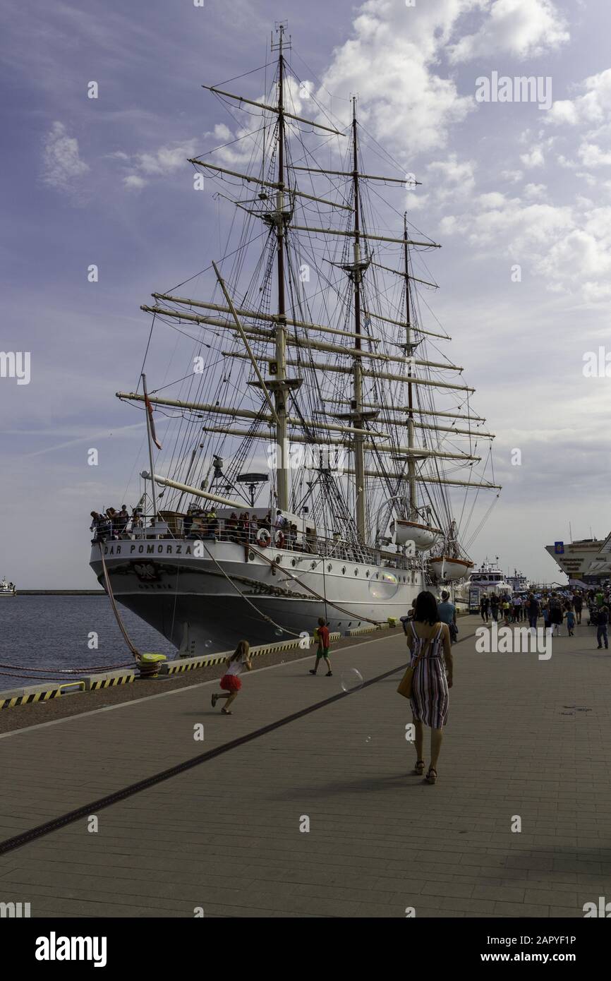 Full rigged sailing ship hi-res stock photography and images - Alamy
