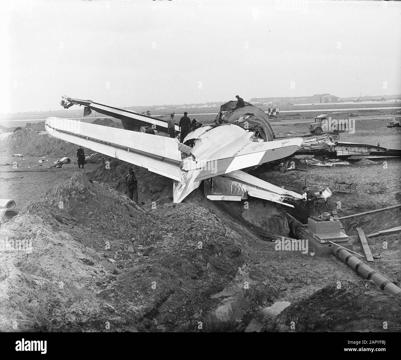 Flight to safety war Black and White Stock Photos & Images - Alamy