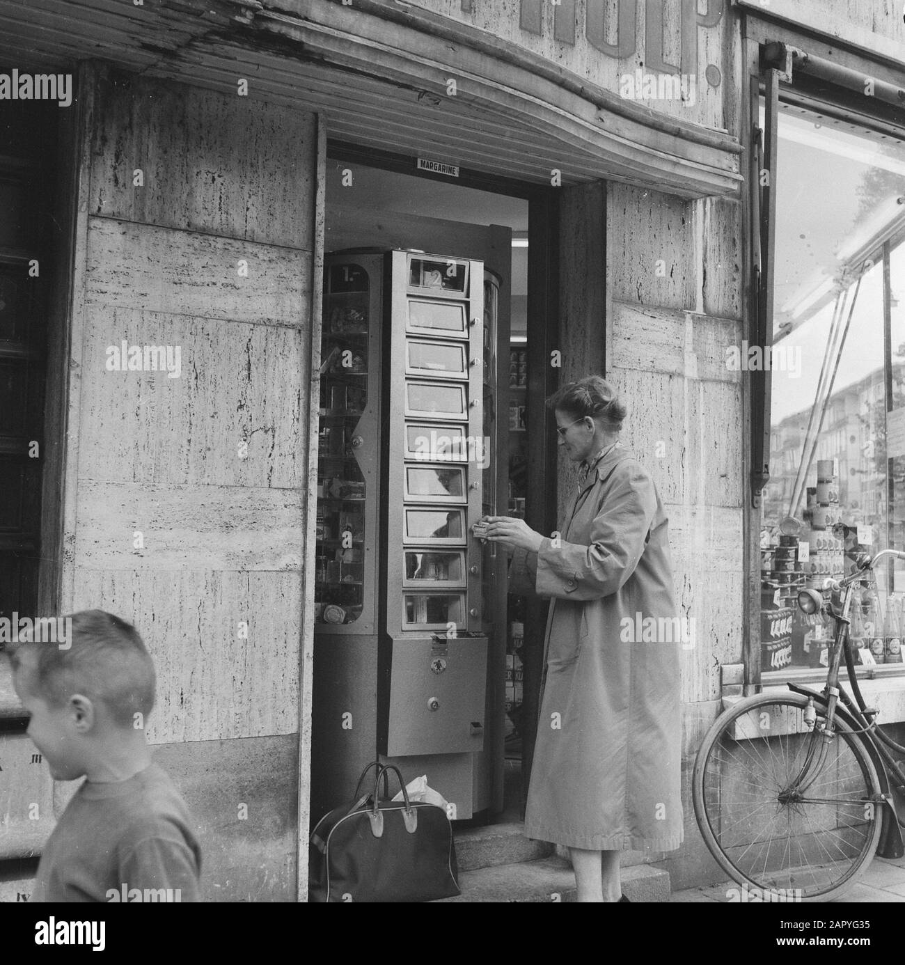 Food vending machine hi-res stock photography and images - Alamy