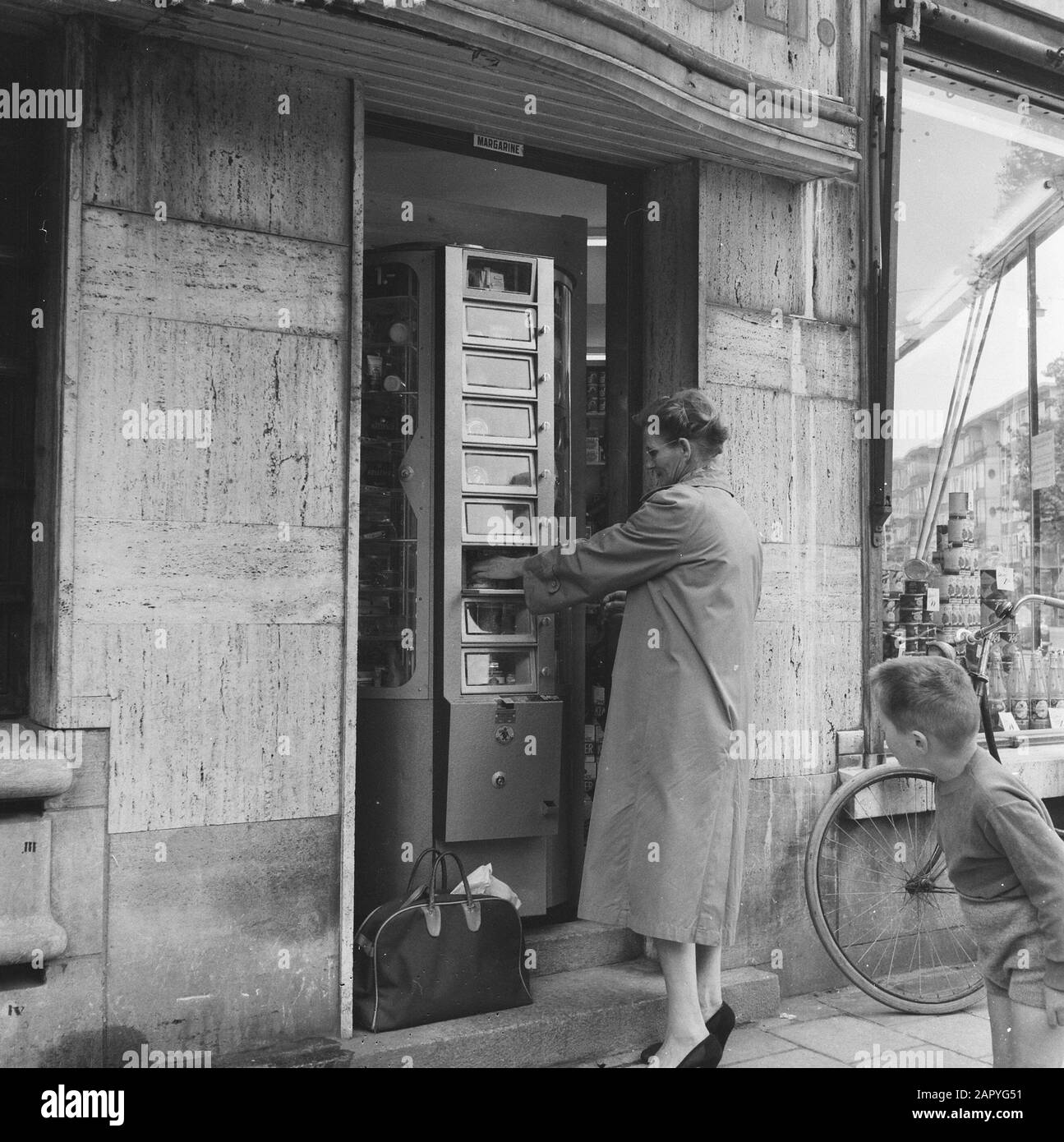 Food vending machine hi-res stock photography and images - Alamy