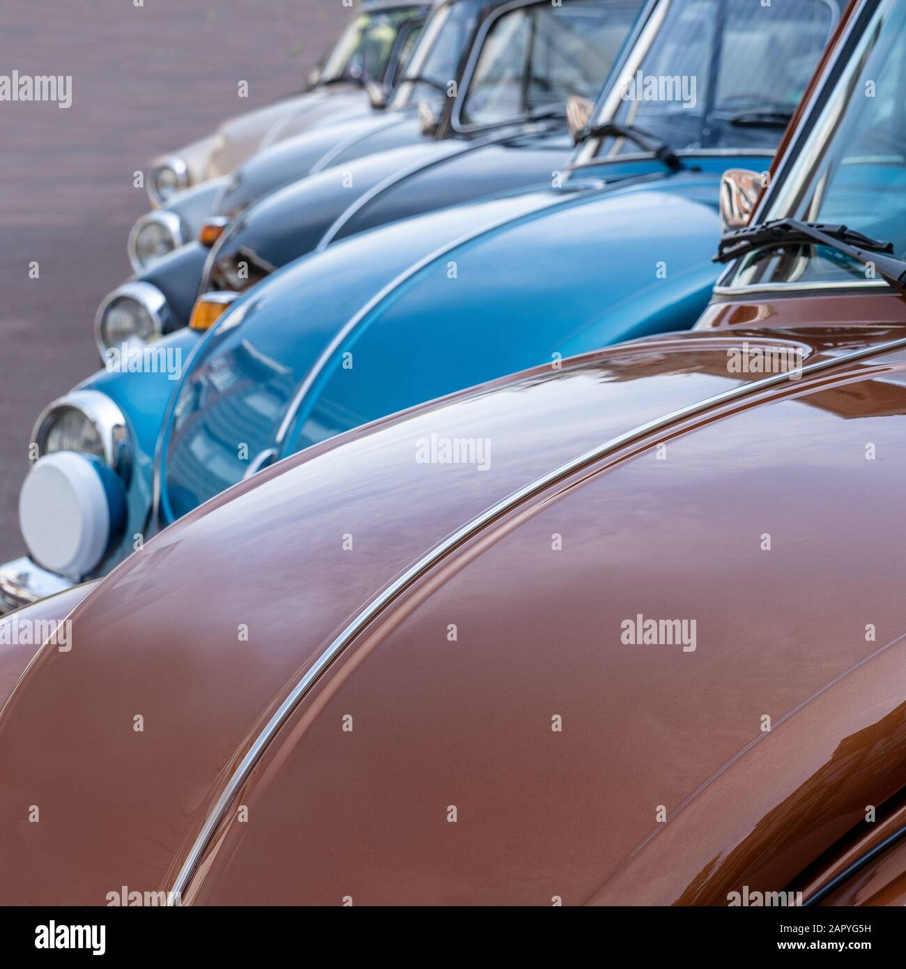 Cars parked next to each other hi-res stock photography and images - Alamy