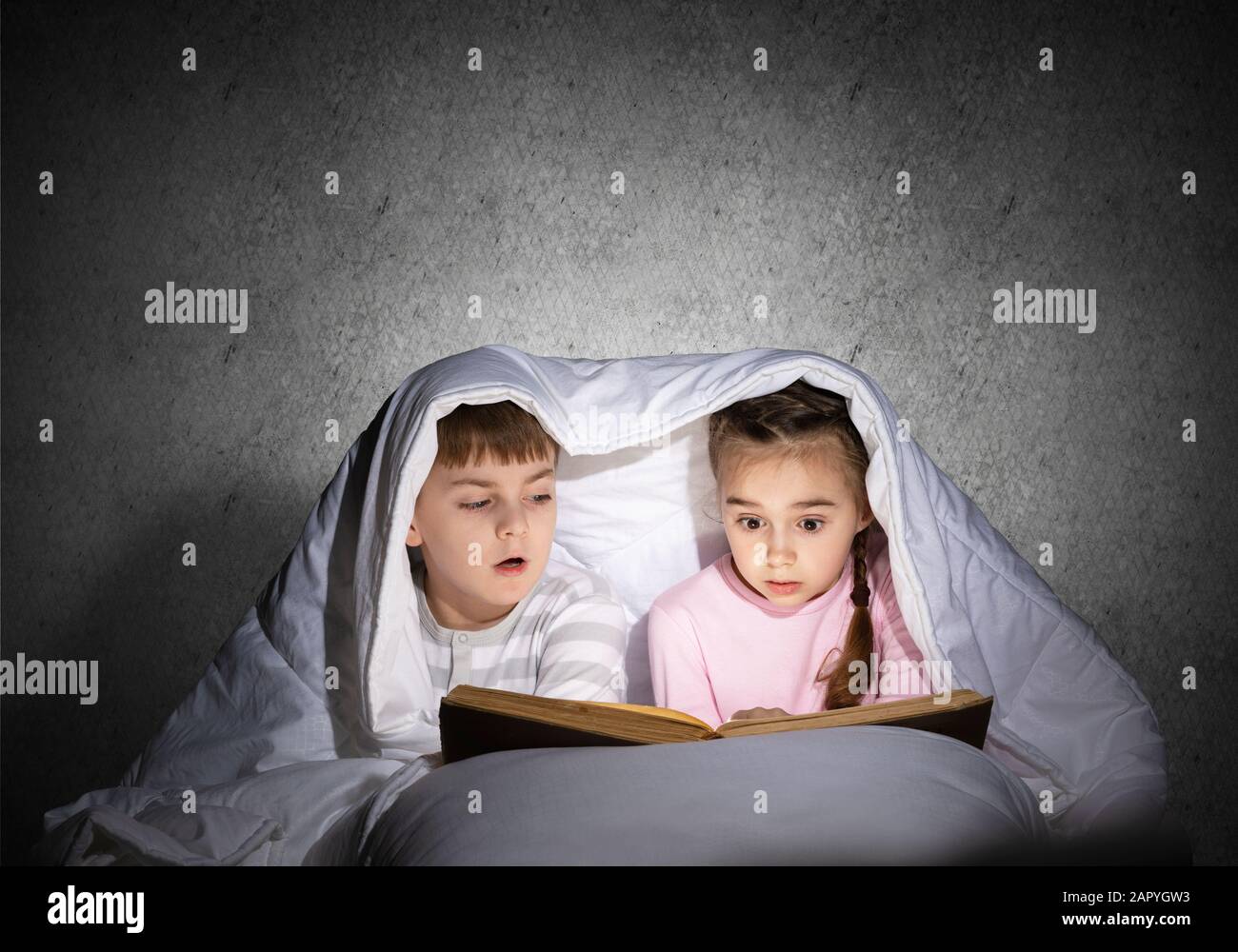 Children surprised reading hi-res stock photography and images - Alamy