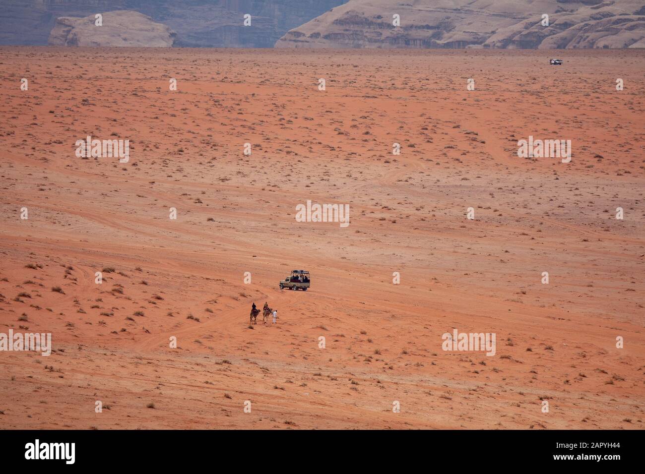 Car approaching head on hi-res stock photography and images - Alamy