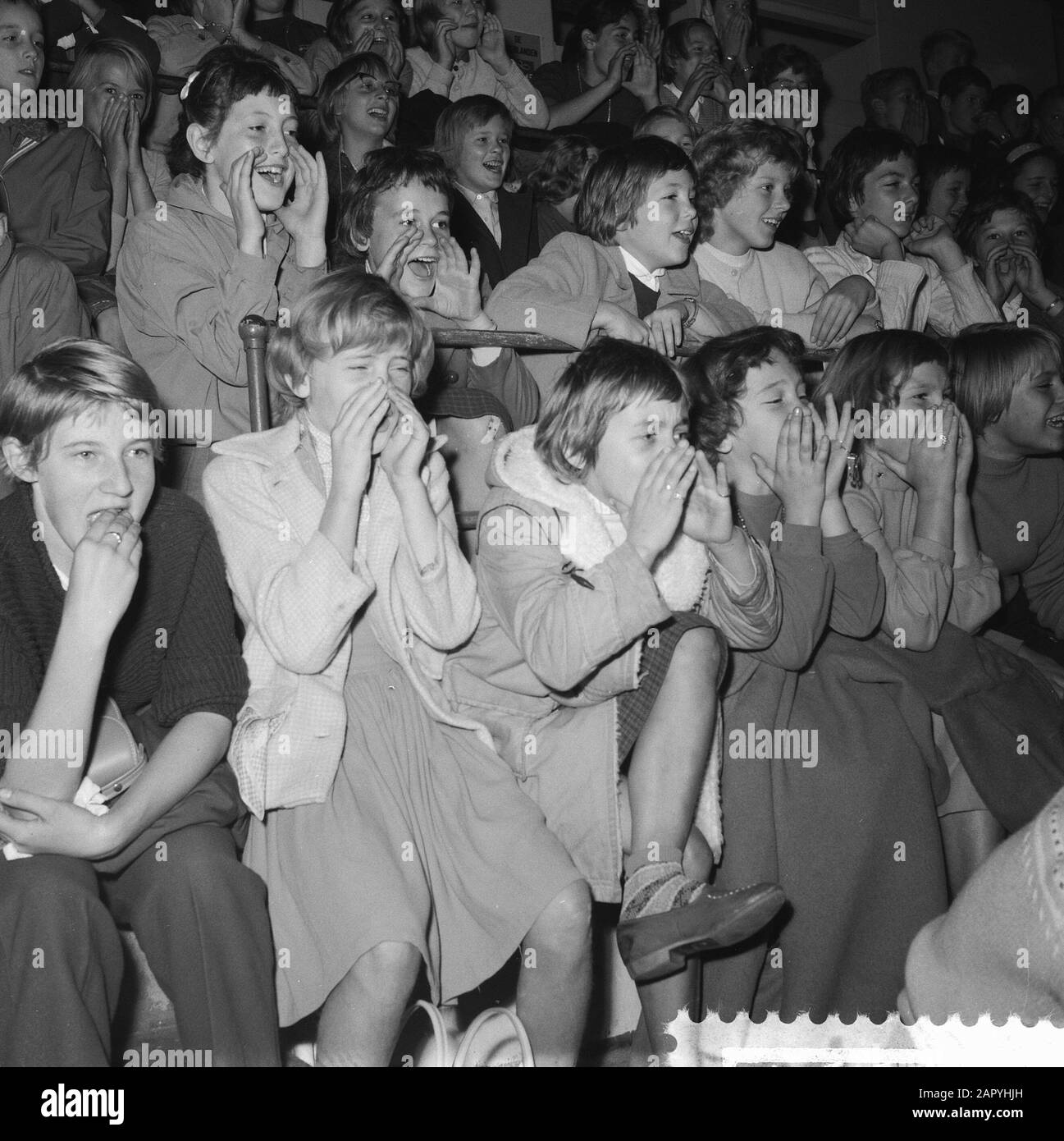 Swimming party 1959 for school youth Date: 20 October 1959 Keywords ...