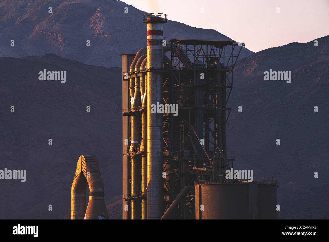 White chemical mountains production hi-res stock photography and images ...
