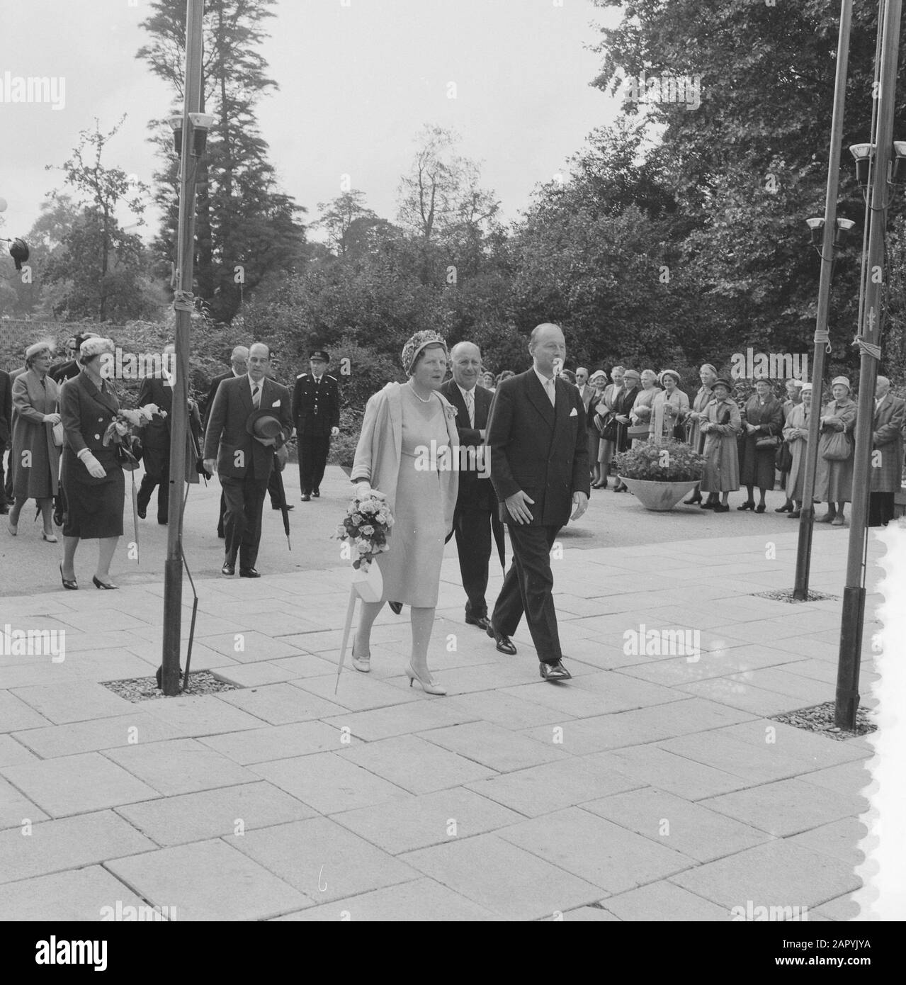 Floriade 1960 Queen Juliana walks across the terrain Date: 20 July 1960 ...