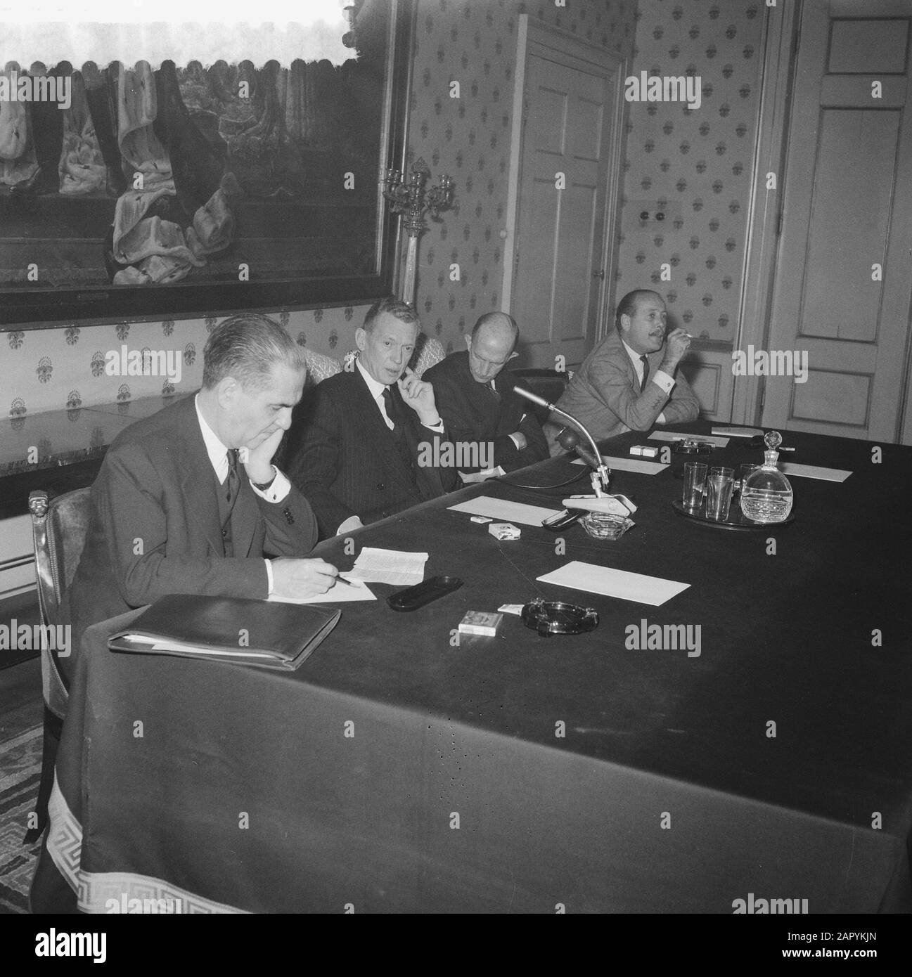 Overview conference table hi-res stock photography and images - Alamy