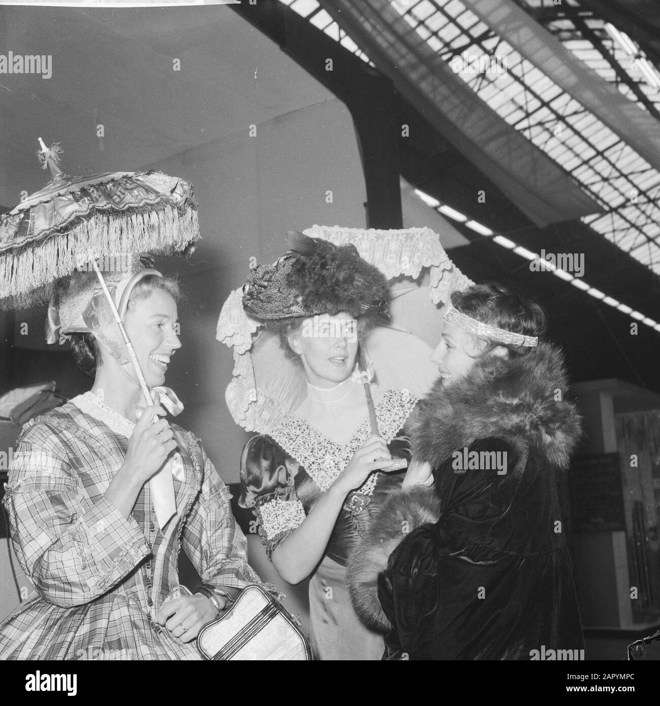 Costume show on the occasion of the opening of the Feminahuishoudbeurs ...