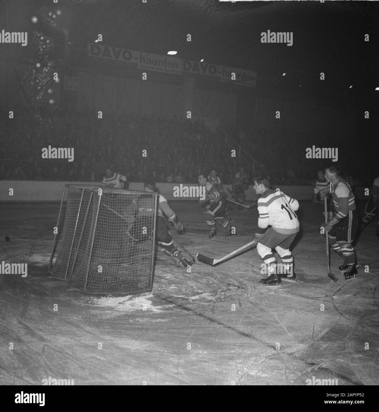 Ice hockey players in Black and White Stock Photos & Images - Alamy