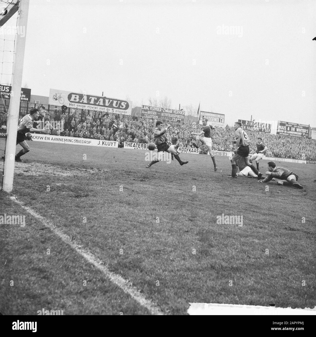 Right goalkeeper van dijk hi-res stock photography and images - Alamy