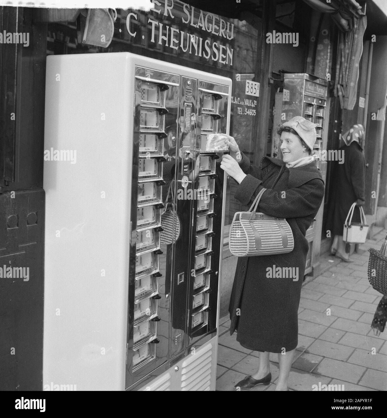 Fresh meat vending machine hi-res stock photography and images - Alamy