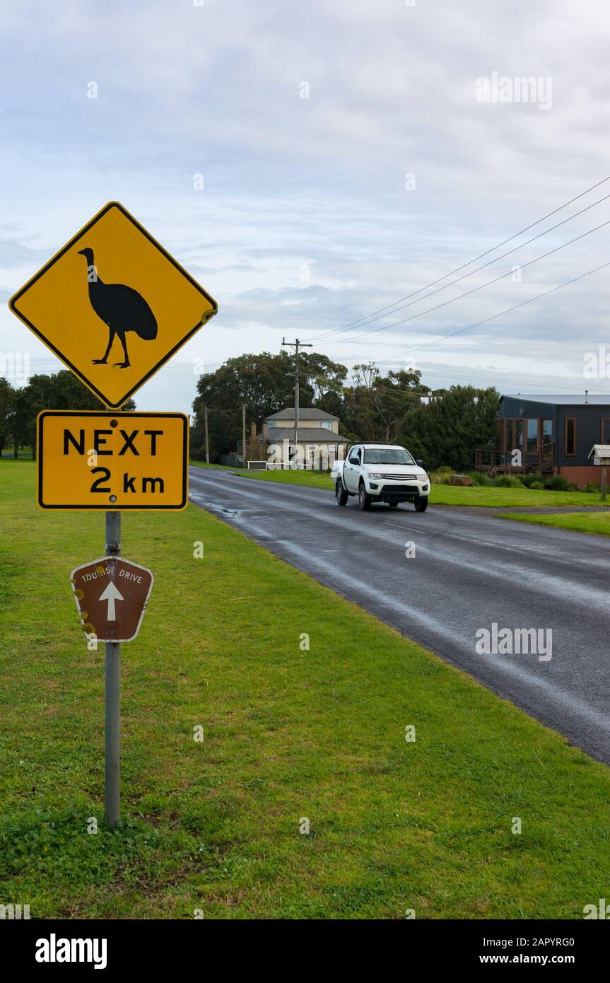 Road sign emu australia hi-res stock photography and images - Alamy