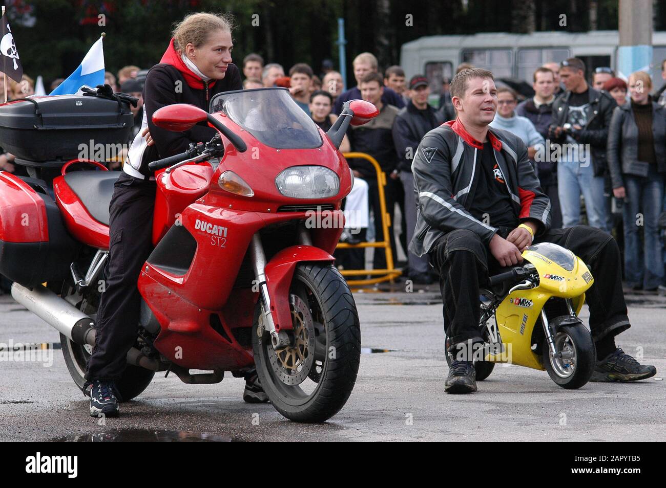Woman on a harley davidson hi-res stock photography and images - Alamy